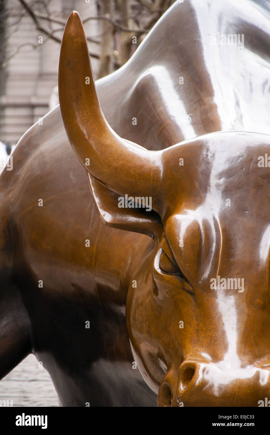 charging bull at at new yorks financial disctrict Stock Photo - Alamy