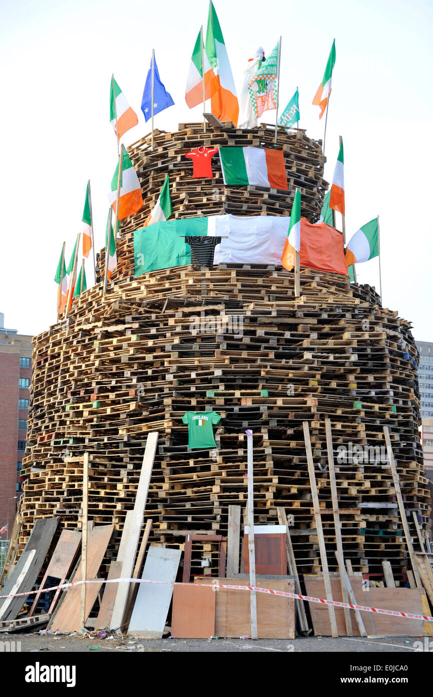 Belfast 11 eleventh night protestant bonfires murals loyalist uda hi ...