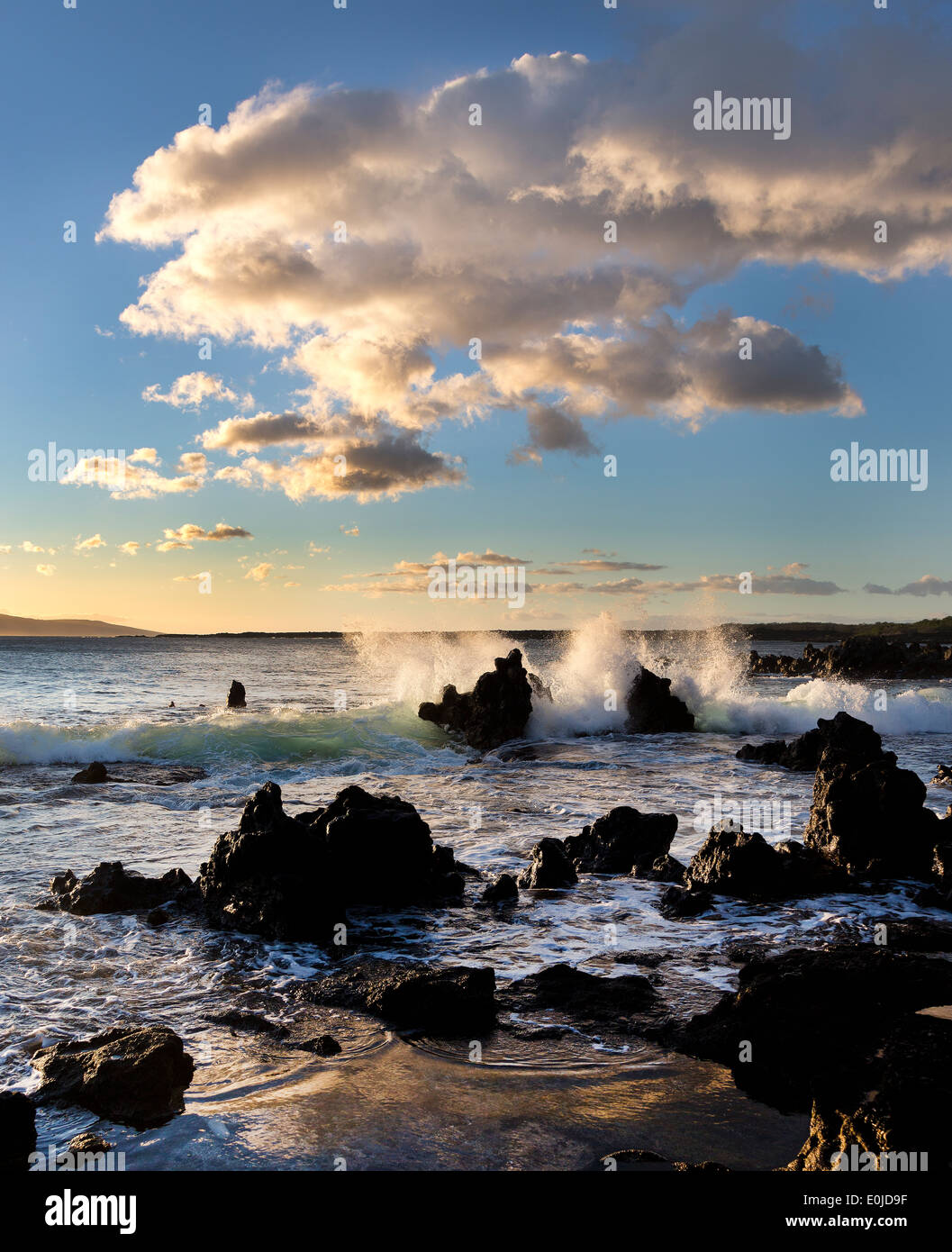 Surf breaks on lava rocks at La Perouse Bay with Kaho' Olawe Island in ...