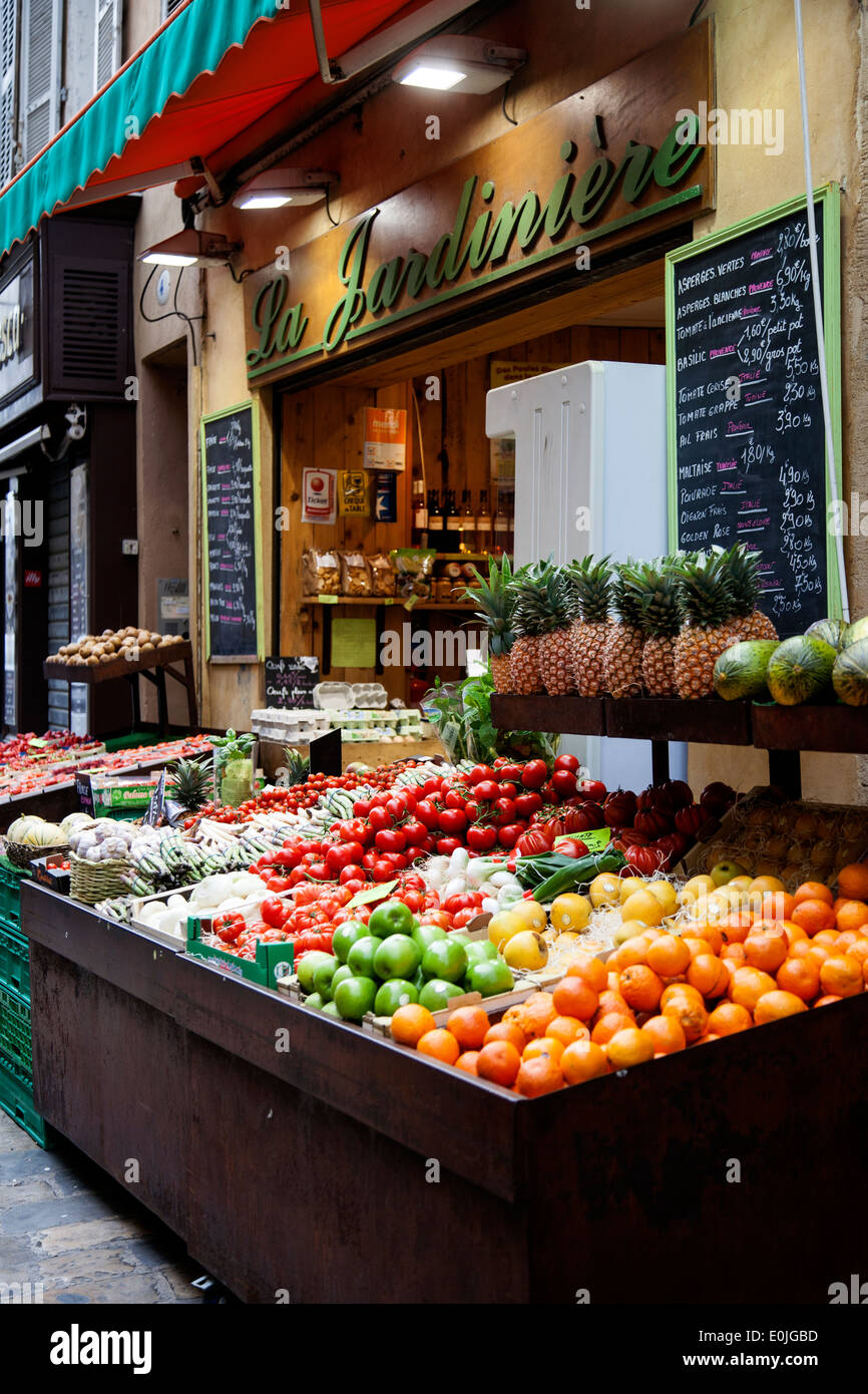 Outside grocery store hi-res stock photography and images - Alamy