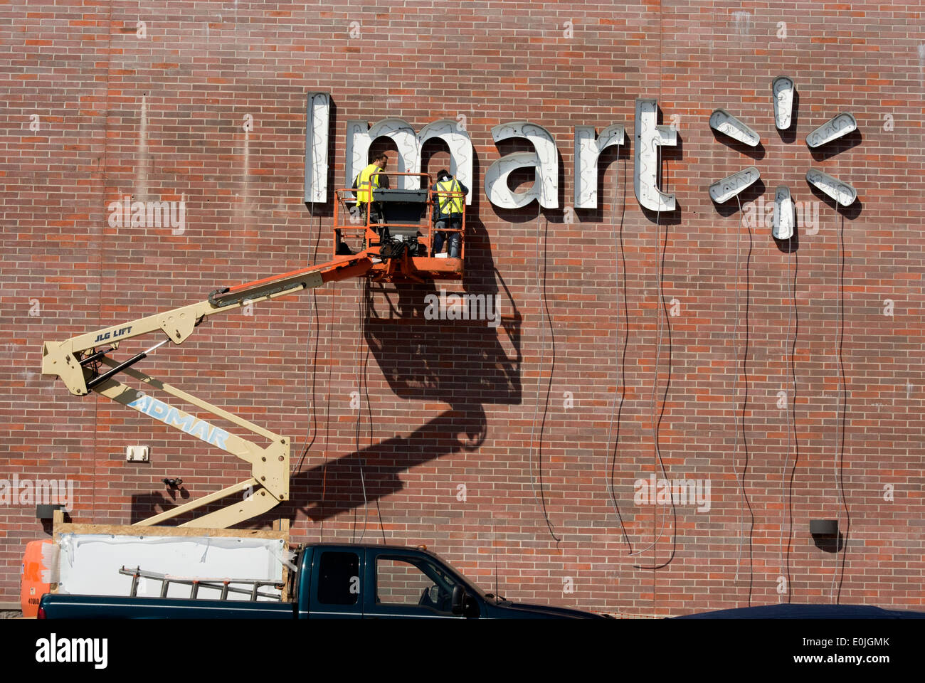 Installing signage hi-res stock photography and images - Alamy