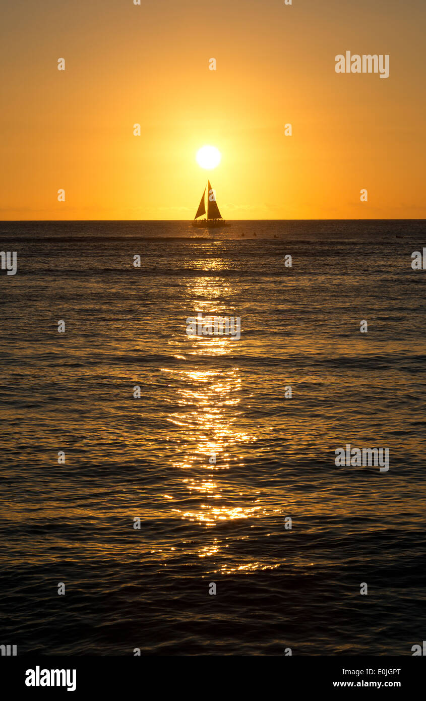 Waikiki sunset boat hi-res stock photography and images - Alamy