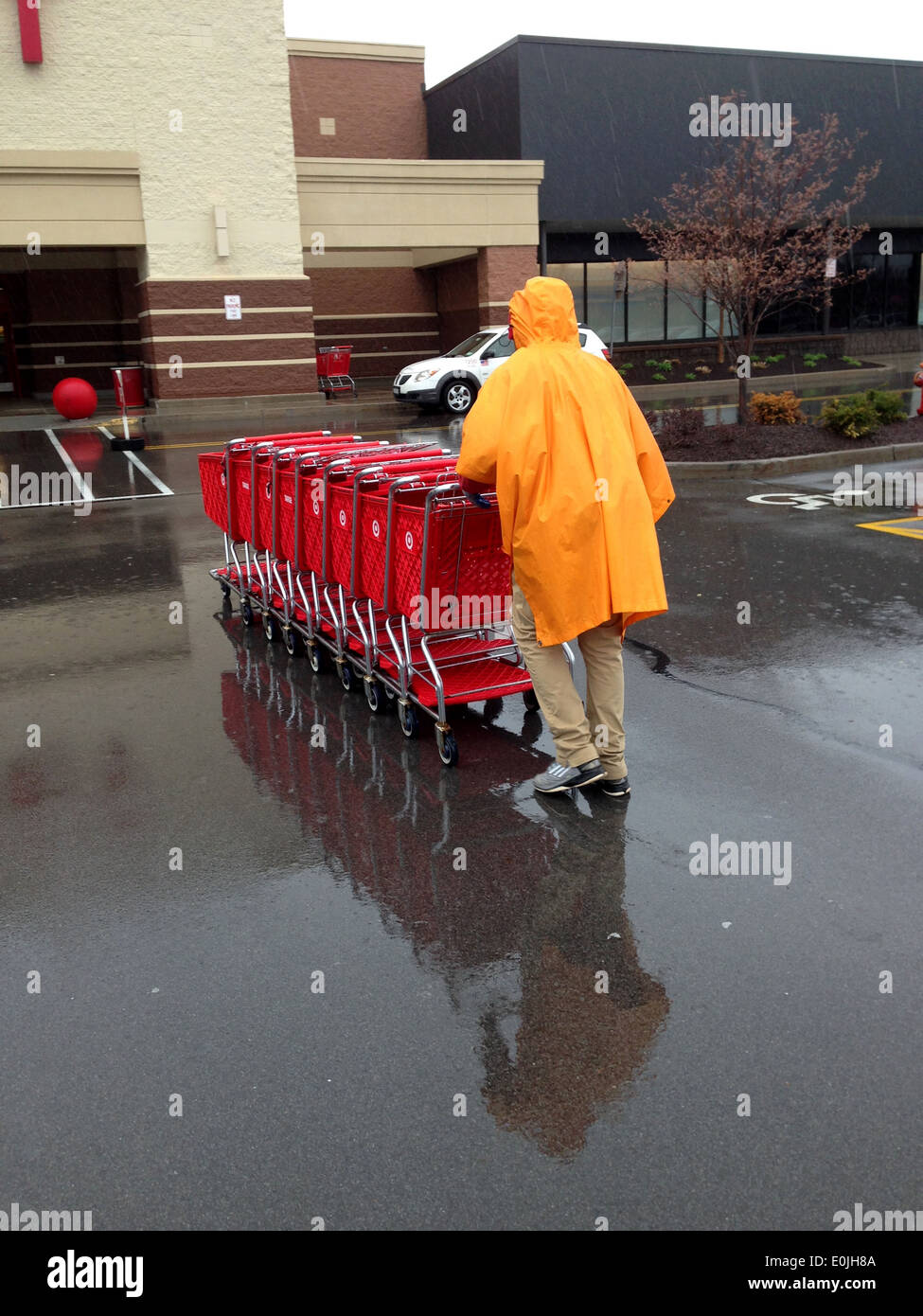 Pushing carts hi-res stock photography and images - Alamy