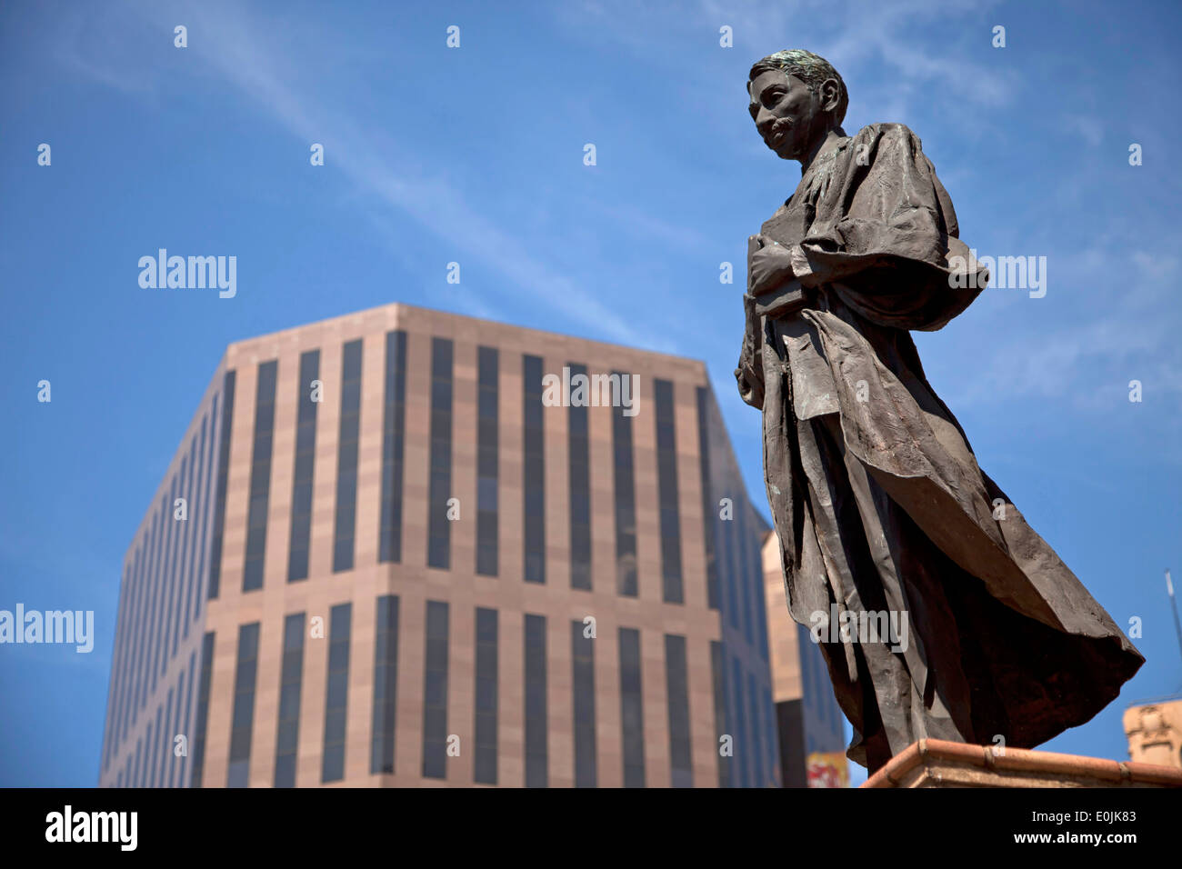 Central square statue hi-res stock photography and images - Alamy
