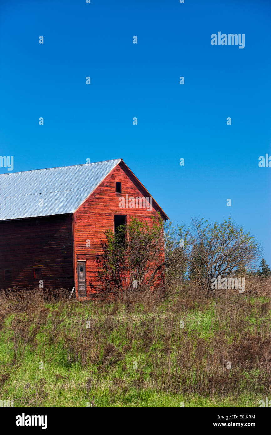 Small red barn Stock Photo - Alamy