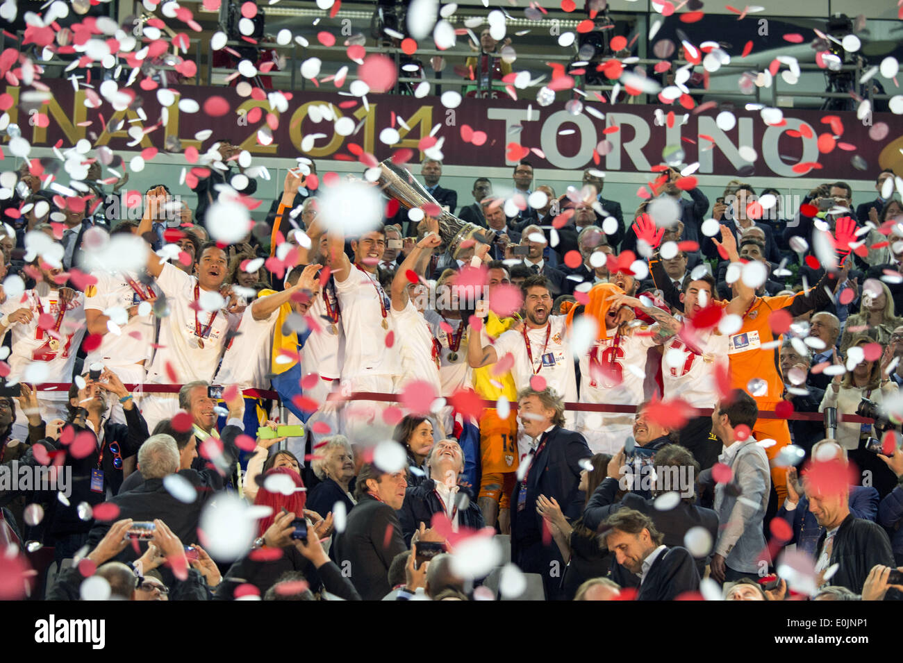 Sevilla players celebrate winning the uefa europa league hi-res stock ...