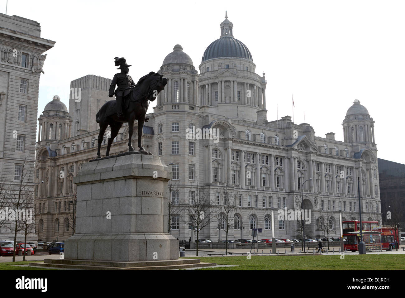 Port Of Liverpool Building With Statue Stock Photos & Port Of Liverpool ...