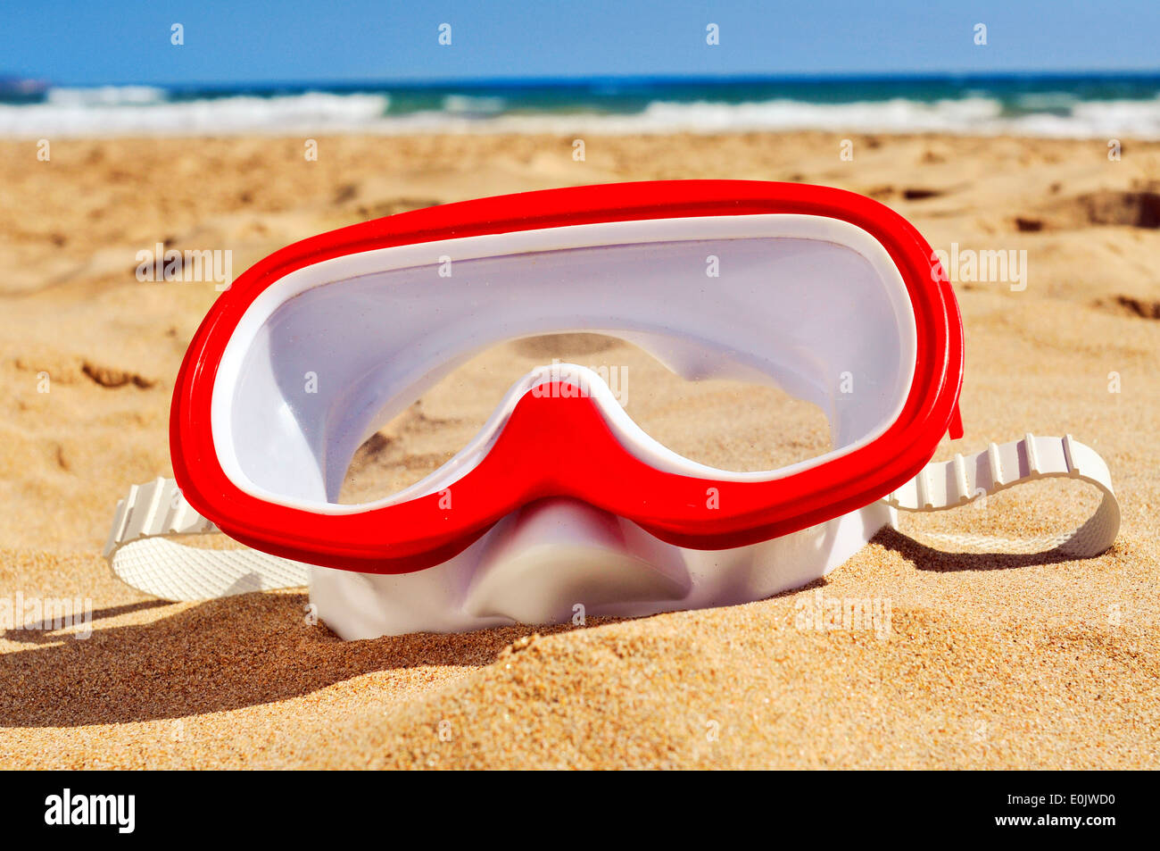 a diving mask in the sand of a beach Stock Photo - Alamy