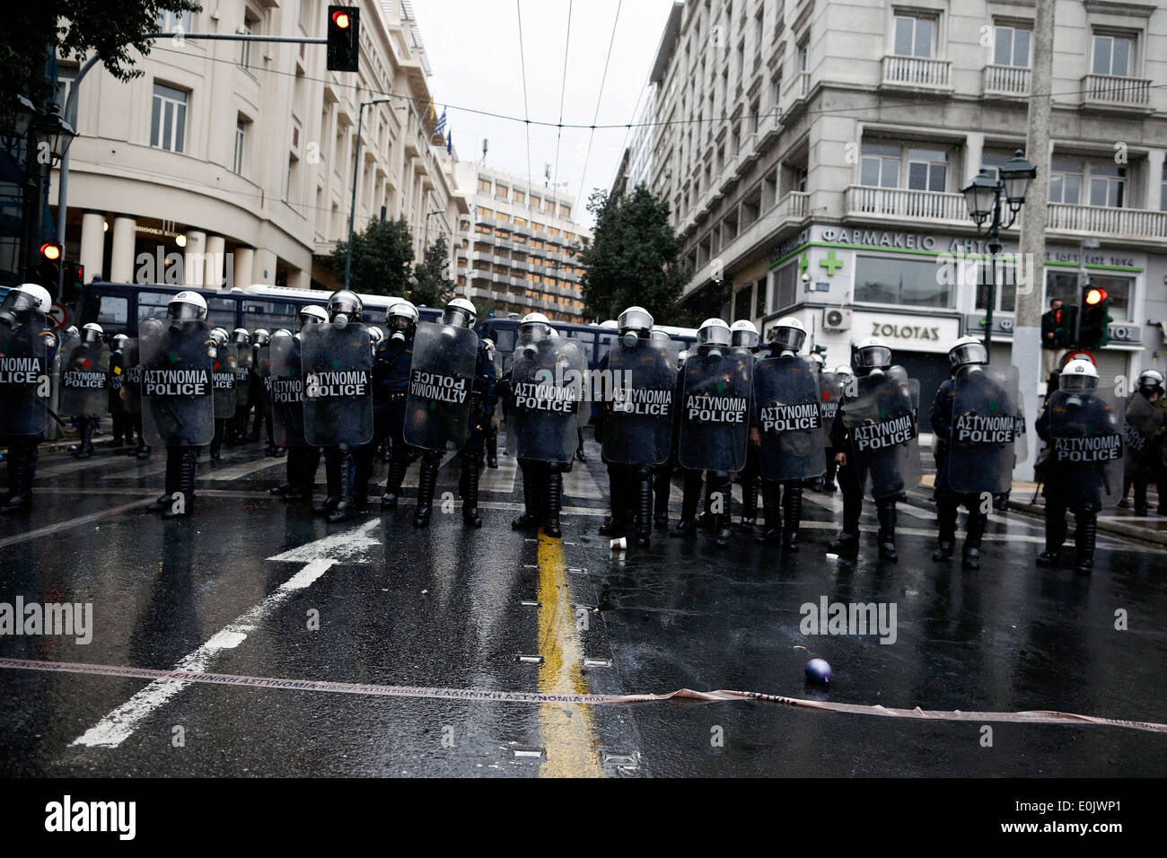 Riot police block hi-res stock photography and images - Alamy