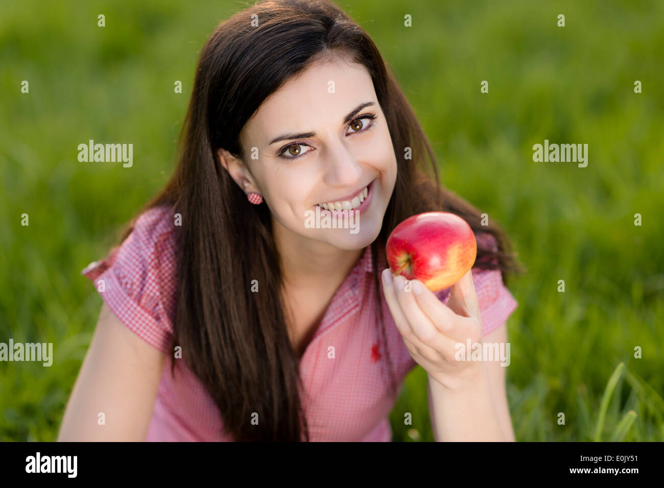 Woman eating apples outside hi-res stock photography and images - Alamy