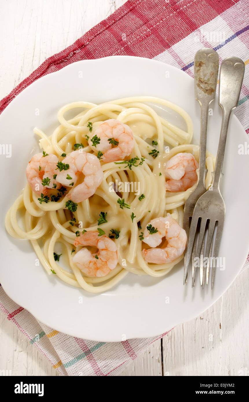 macaroni with cheese sauce, parsley and prawns Stock Photo - Alamy
