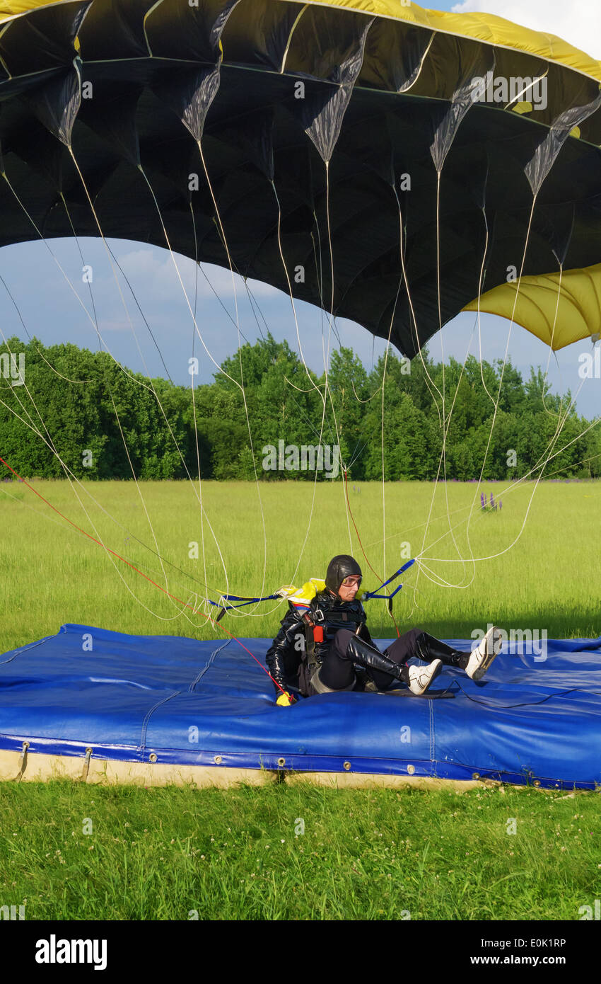 Female parachutist landing hi-res stock photography and images - Alamy