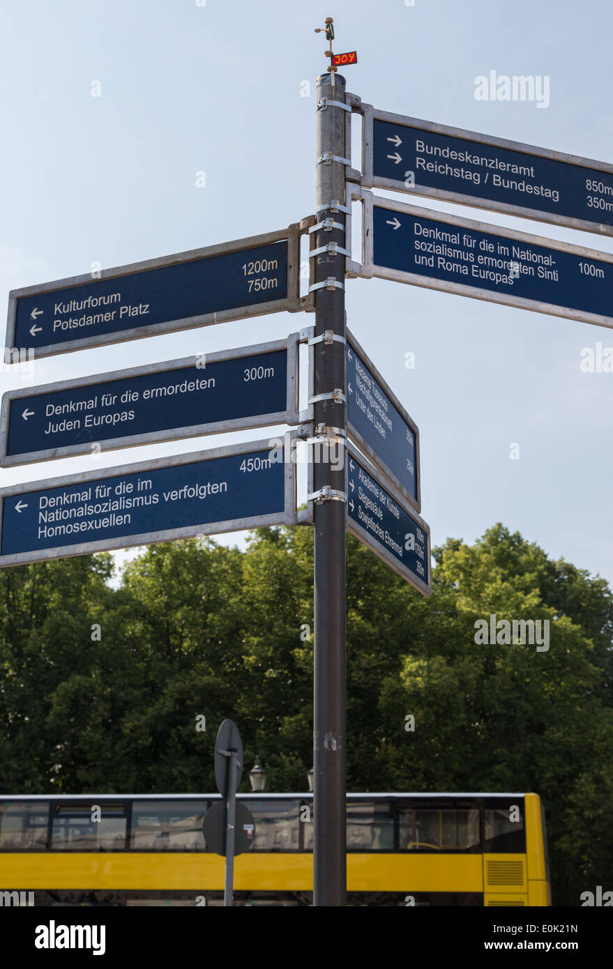 Multiple direction signs hi-res stock photography and images - Alamy