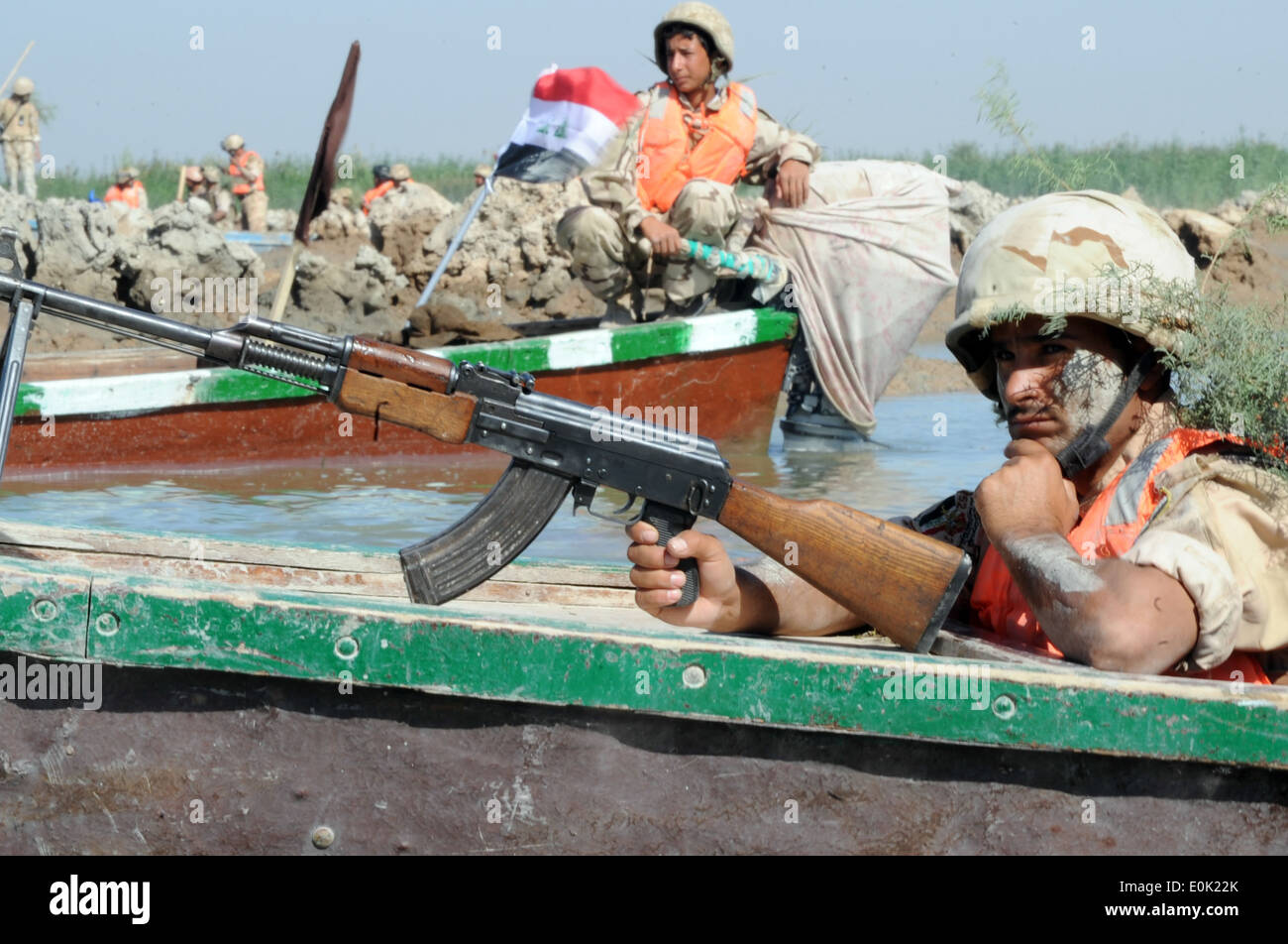 Iraqi army soldiers assigned to 3rd Battalion, 52nd Brigade, 14th Iraqi ...