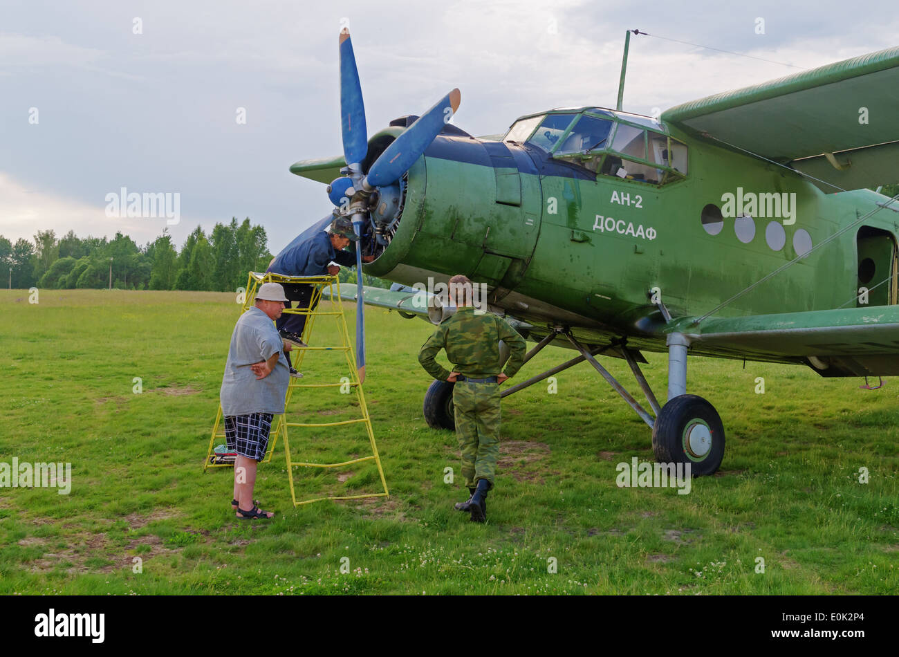 Wing inspection team hi-res stock photography and images - Alamy