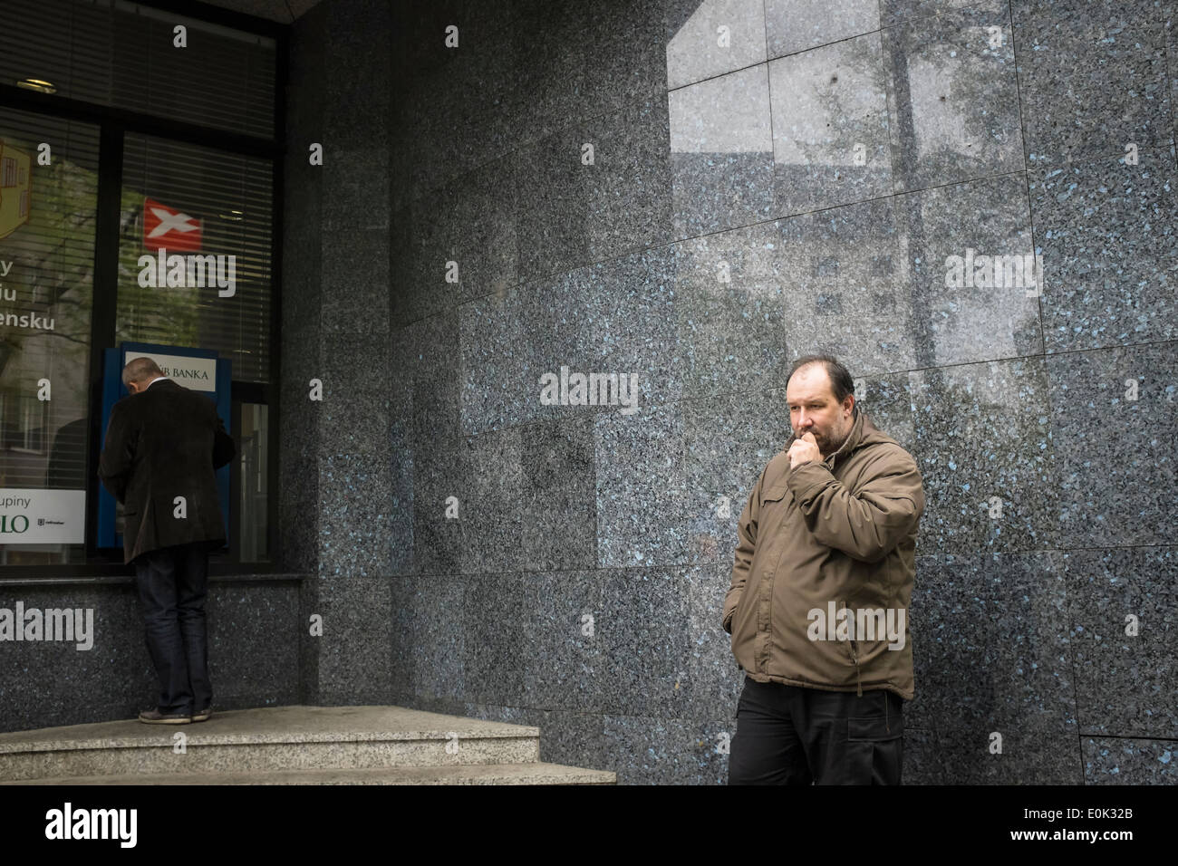 Man at atm hi-res stock photography and images - Alamy