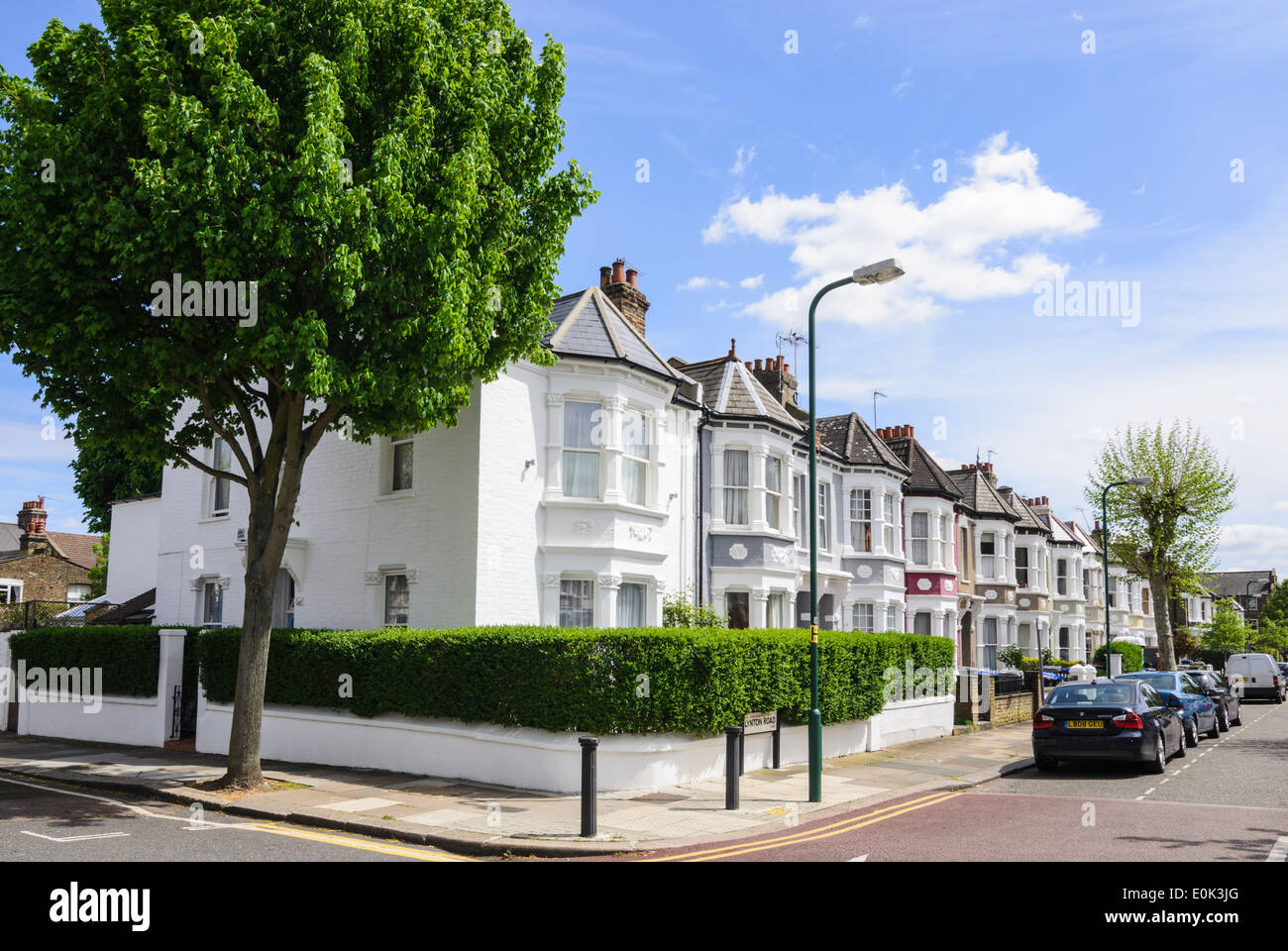 Terraced housing london hi-res stock photography and images - Alamy