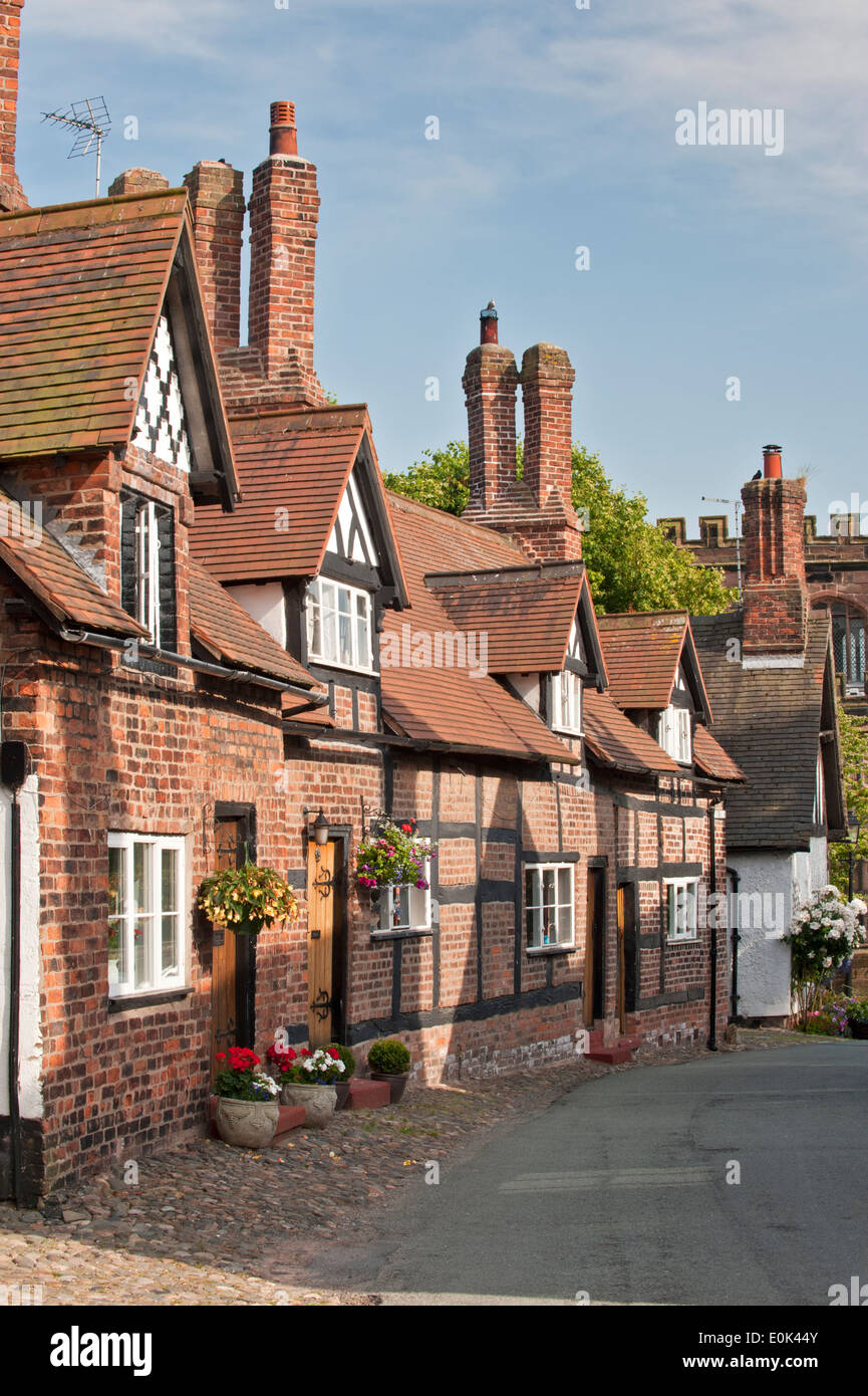 Traditional english village houses hi-res stock photography and images ...