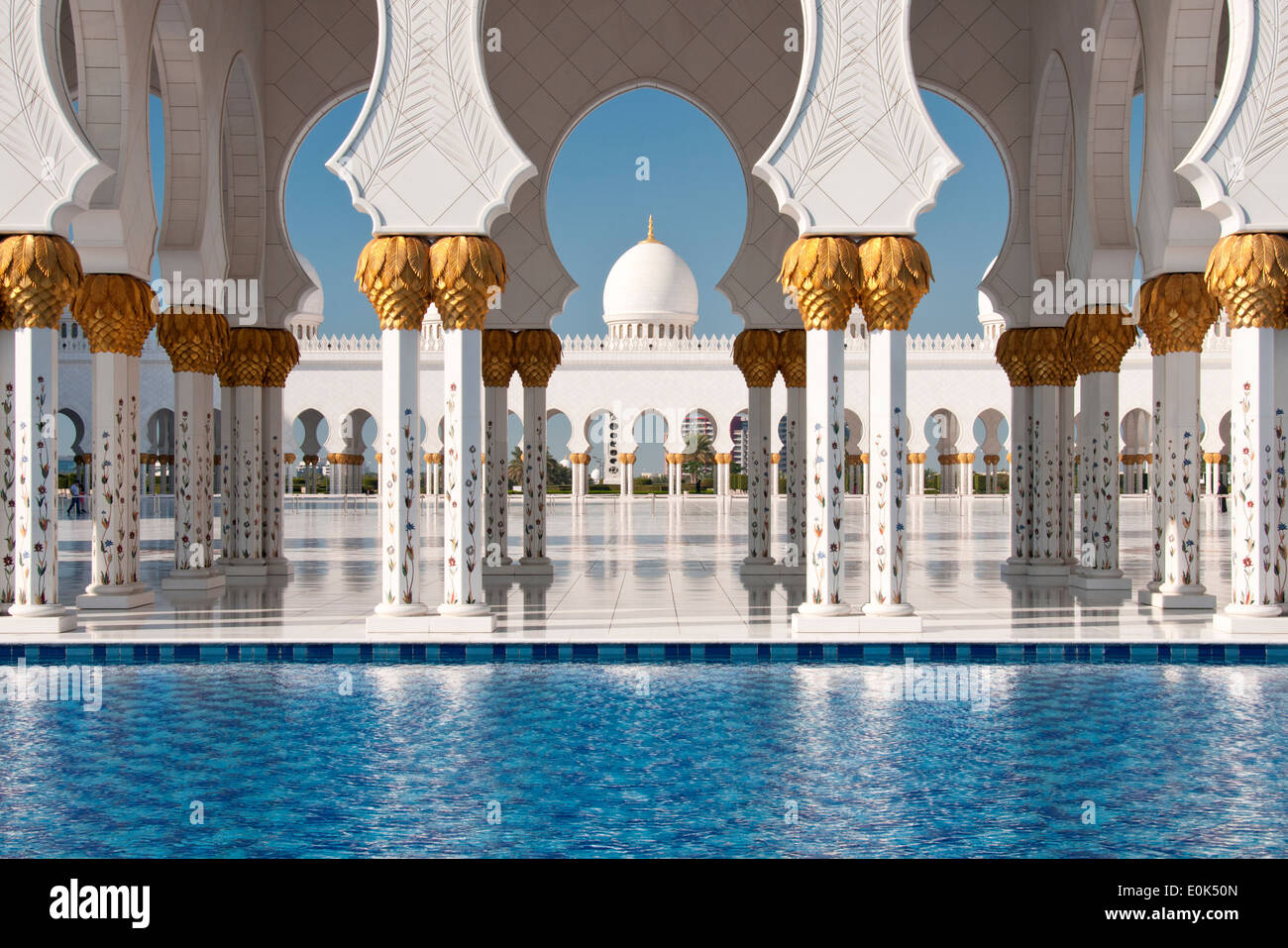 Middle eastern mosque hi-res stock photography and images - Alamy