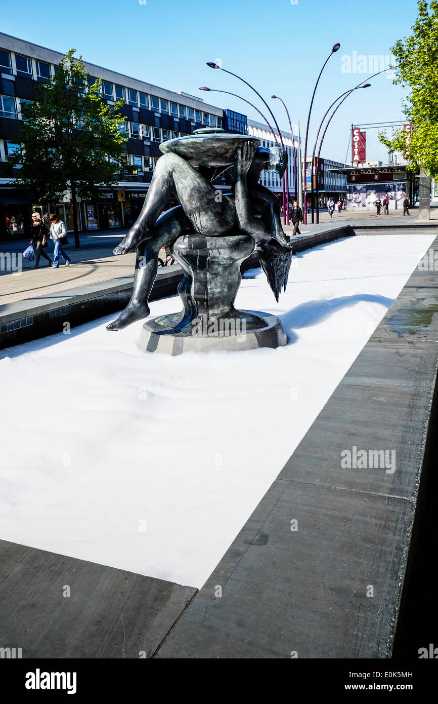 Basildon, Essex. 15th May 2014. The iconic Mother and Child fountain in ...