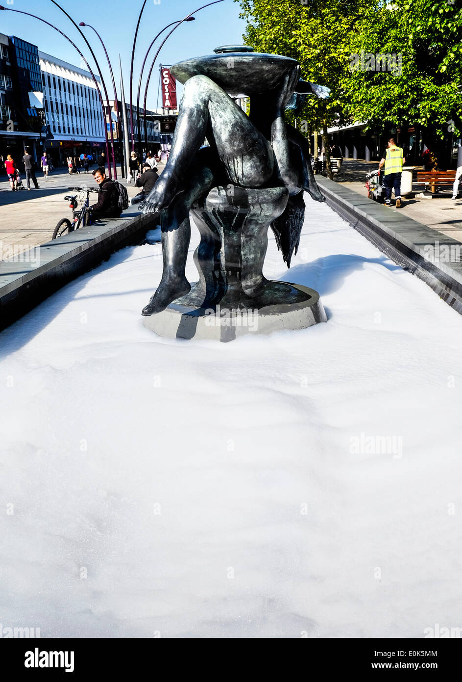 Basildon, Essex. 15th May 2014. The iconic Mother and Child fountain in ...