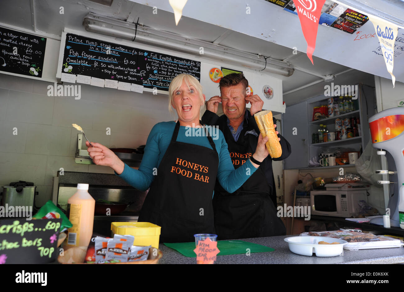 The Singing Cook - Kim Coghlan from Brighton sings to her customers at ...