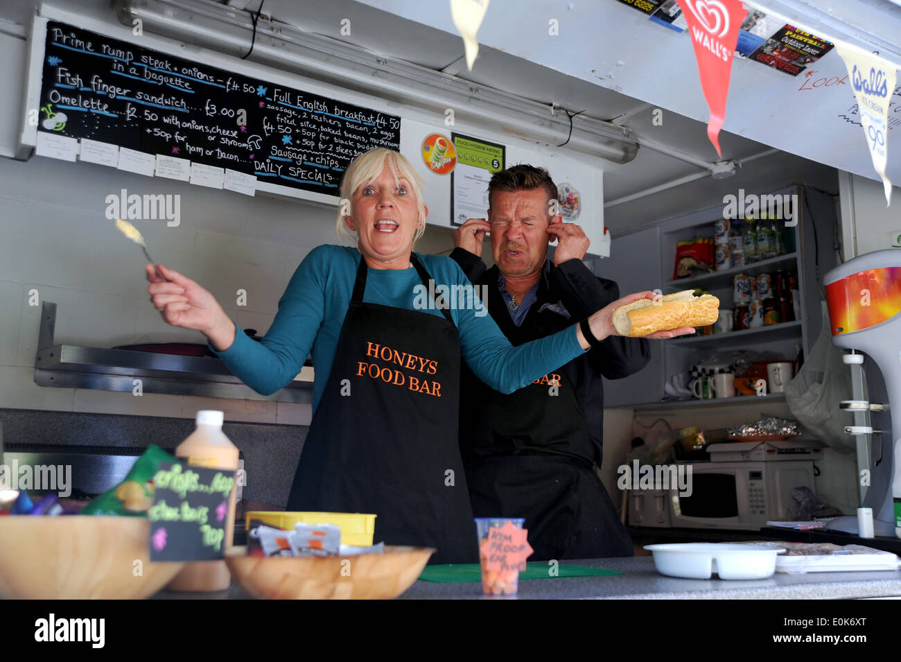 The Singing Cook - Kim Coghlan from Brighton sings to her customers at ...