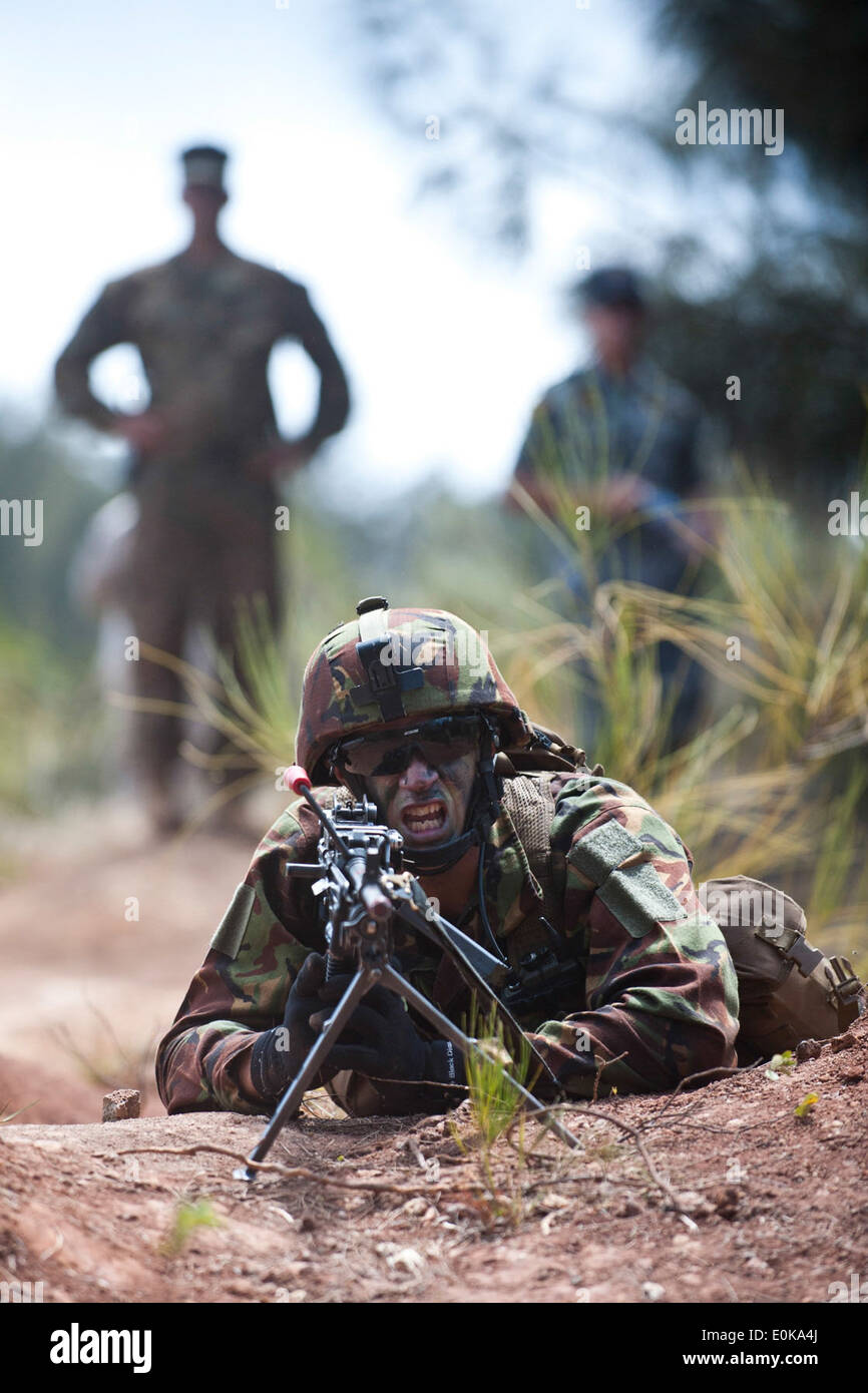 Soldier and machine gun Stock Photo - Alamy