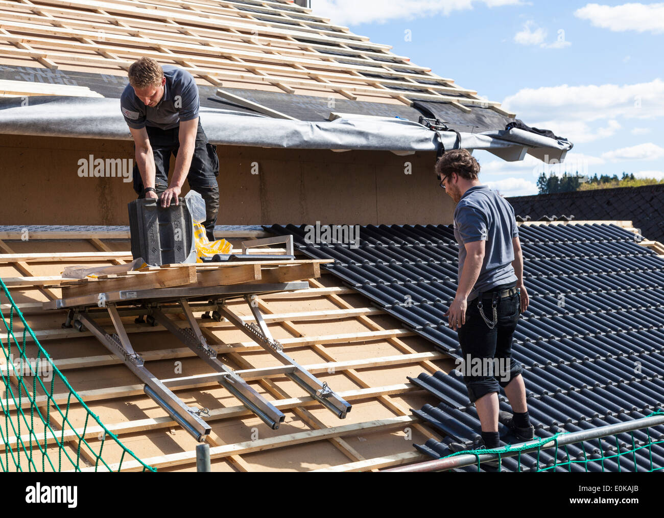 Laying new roof Stock Photo - Alamy