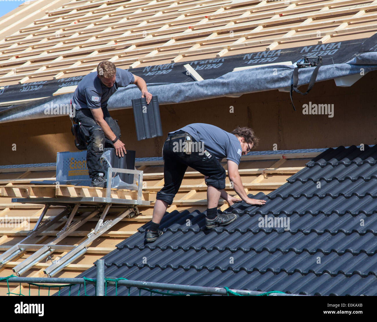 Tiling new roof Stock Photo - Alamy