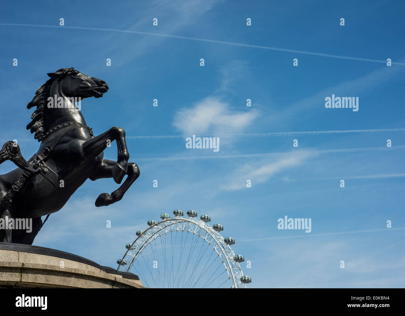 Monument statue london bridge hi-res stock photography and images - Alamy
