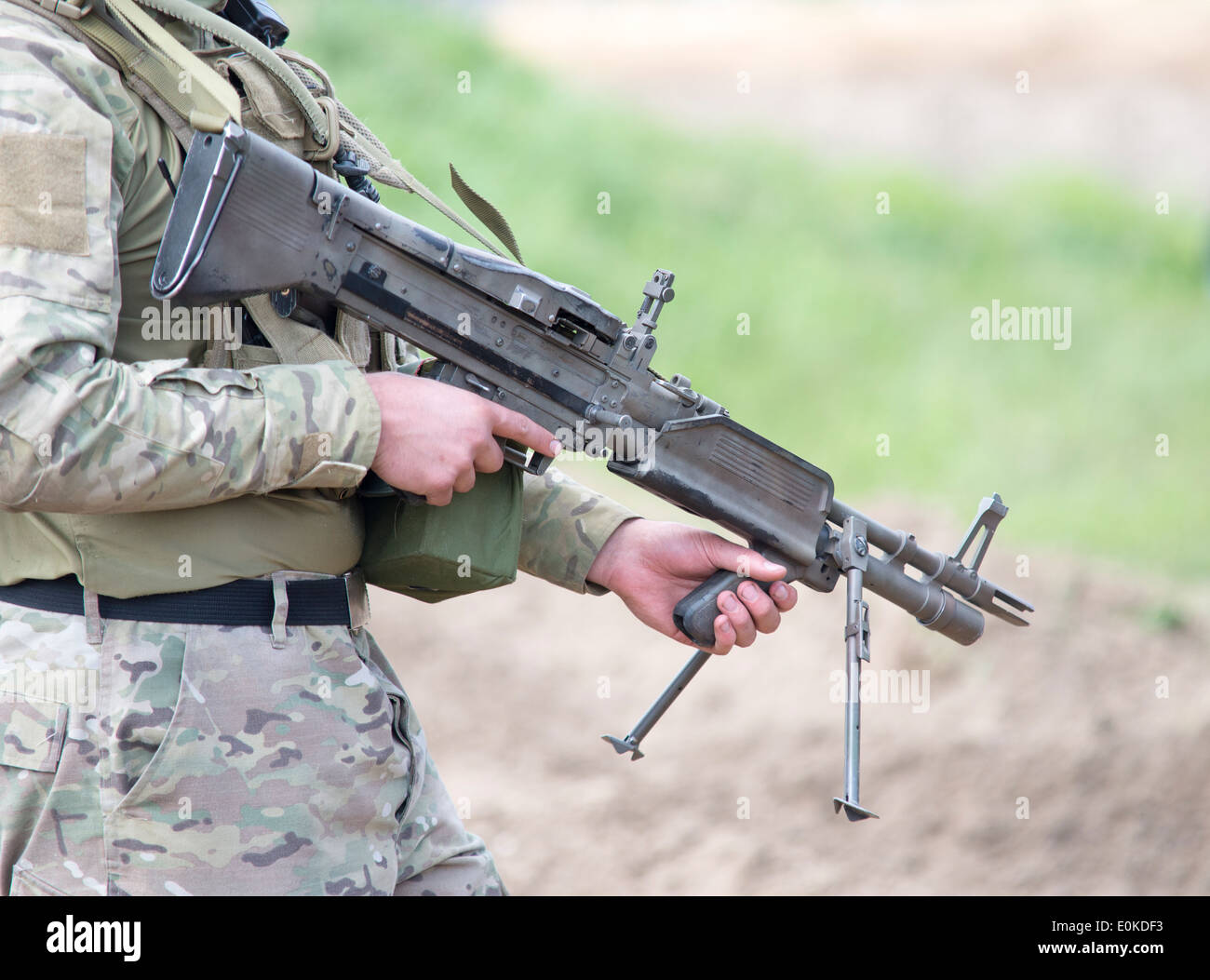 soldier with heavy machine gun Stock Photo - Alamy