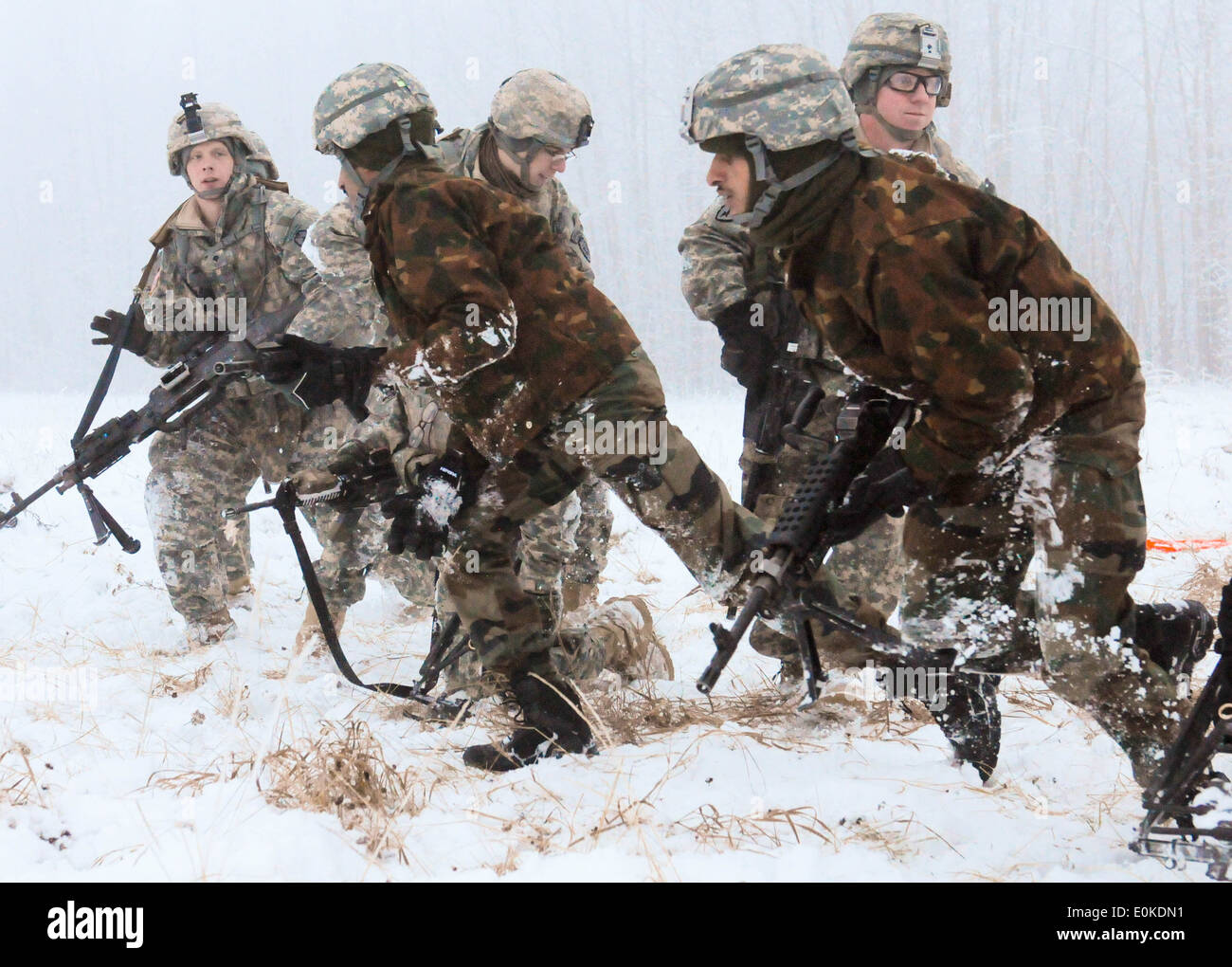 Soldiers in the snow hi-res stock photography and images - Alamy