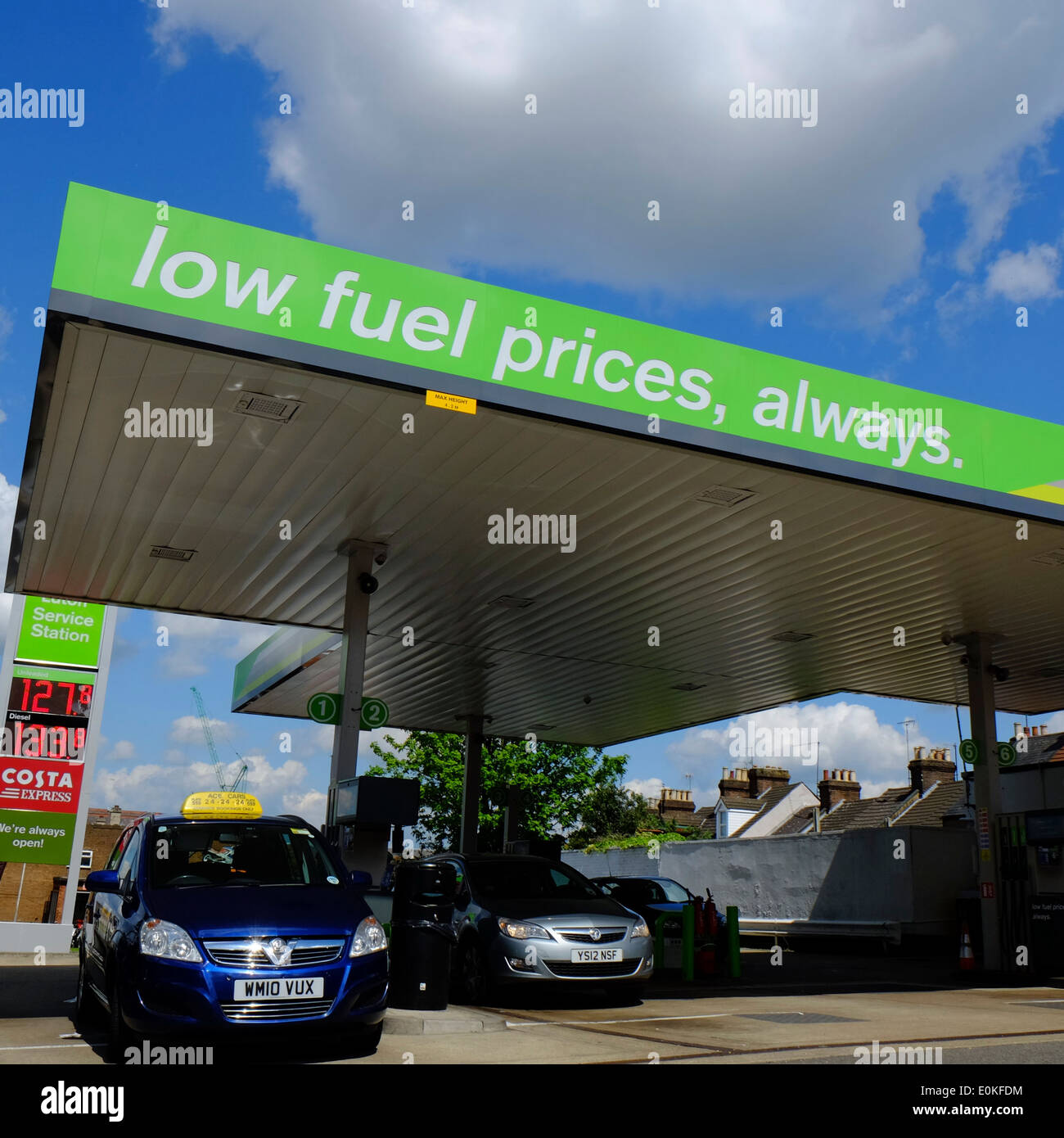 Petrol station forecourt hi-res stock photography and images - Alamy