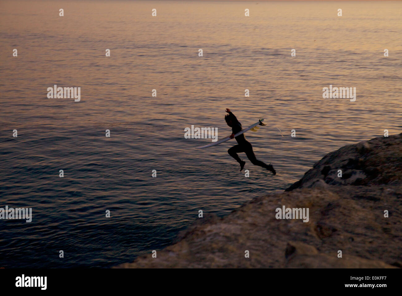 Man jumping off cliff sea hi-res stock photography and images - Alamy