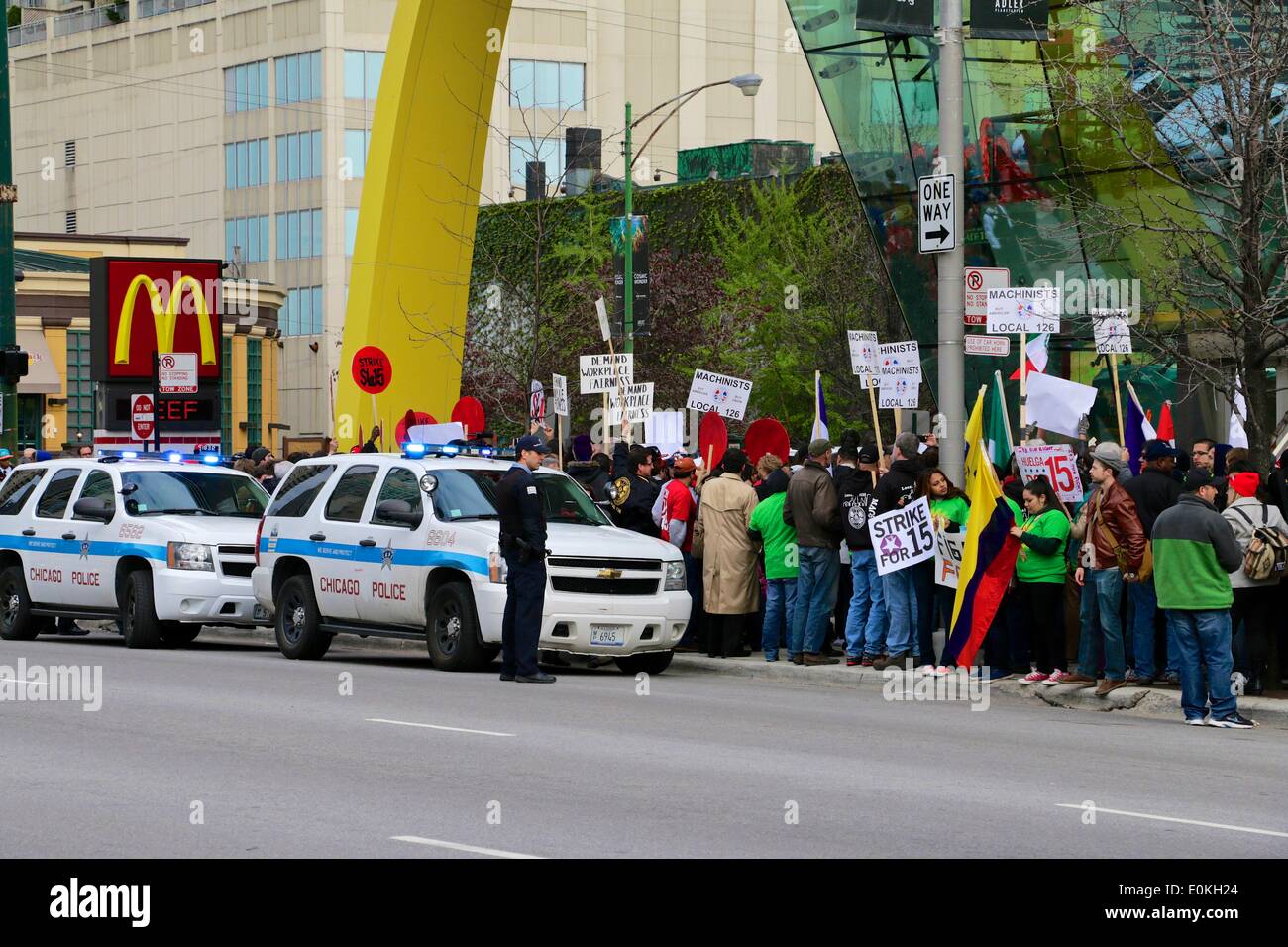 Fast food workers mcdonalds hi-res stock photography and images - Alamy