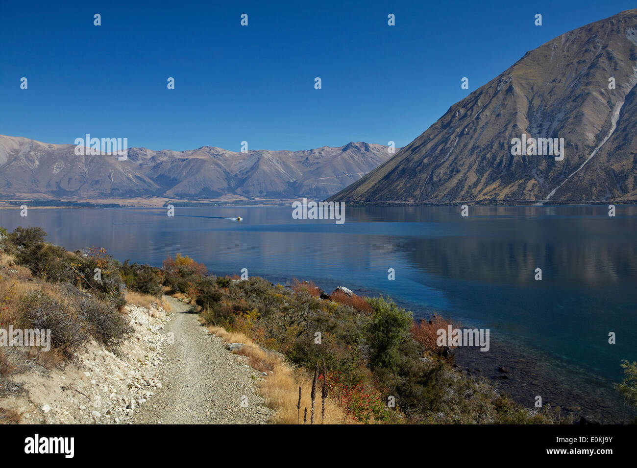 Alps 2 Ocean cycle trail, Lake Ohau and Ben Ohau, Mackenzie Country ...