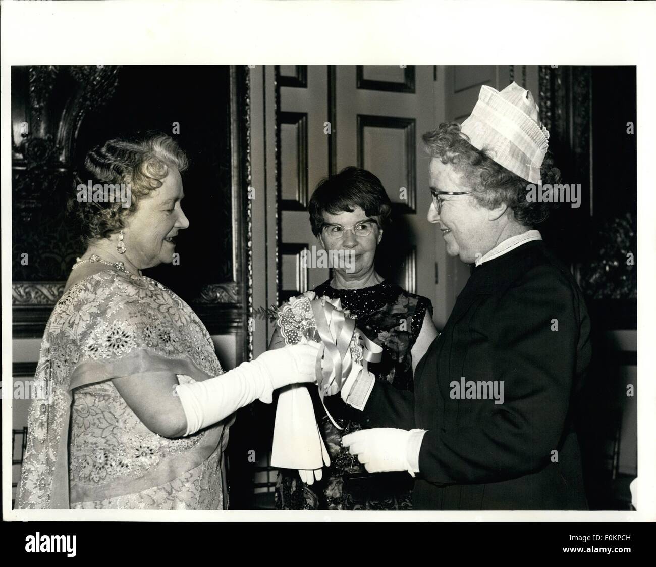 Queen elizabeth queen mother hi-res stock photography and images - Alamy