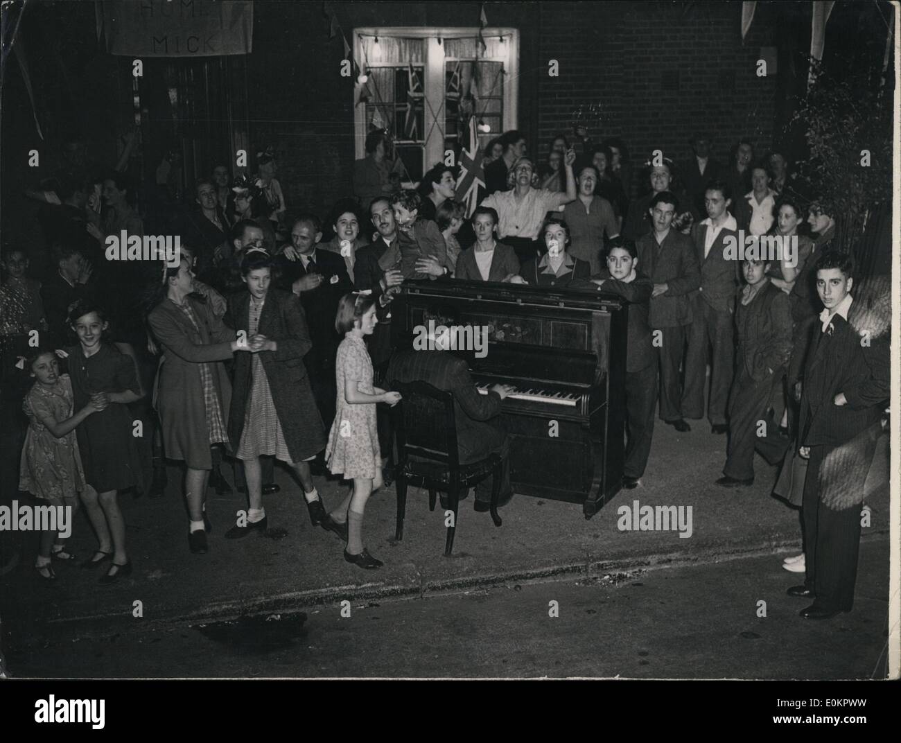 London 1945 night hi-res stock photography and images - Alamy