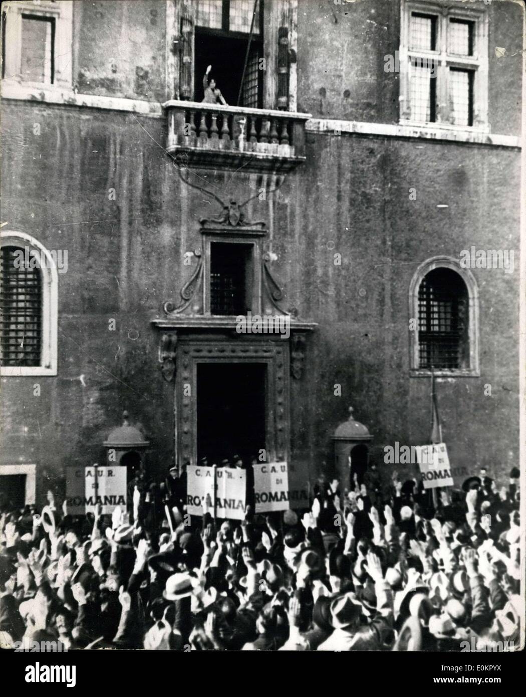Jan. 06, 1938 - Mussolini on the balcony of the Palazzo Venezia, Rome ...