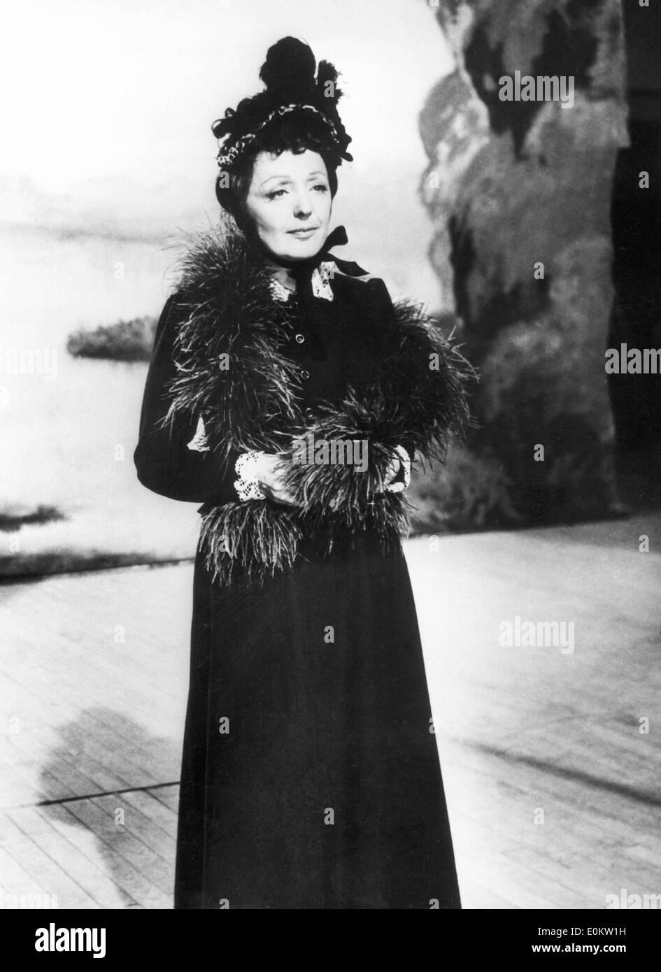 French singer Edith Piaf bundled up to go out Stock Photo - Alamy