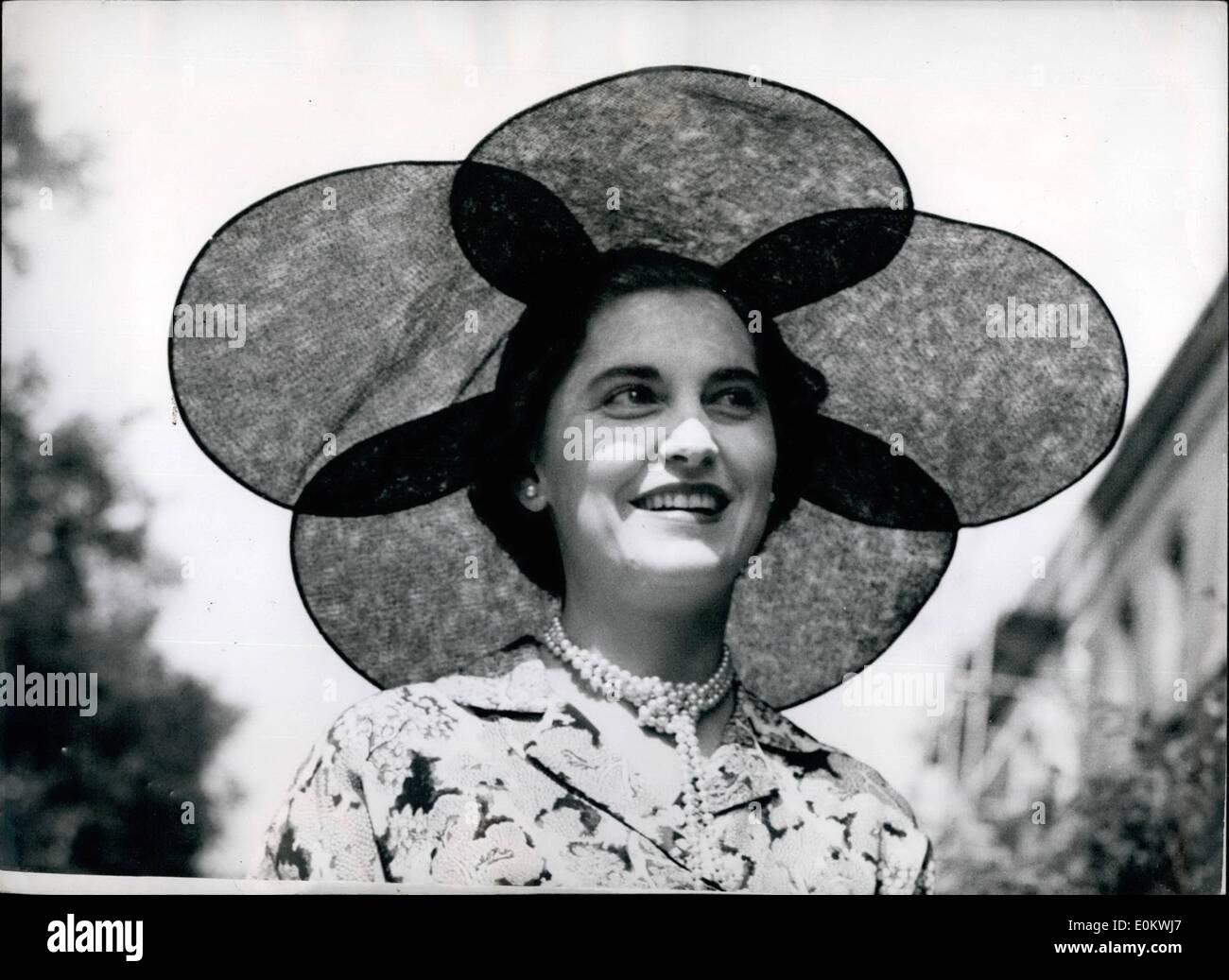 Garden party buckingham palace 1950 hi-res stock photography and images ...
