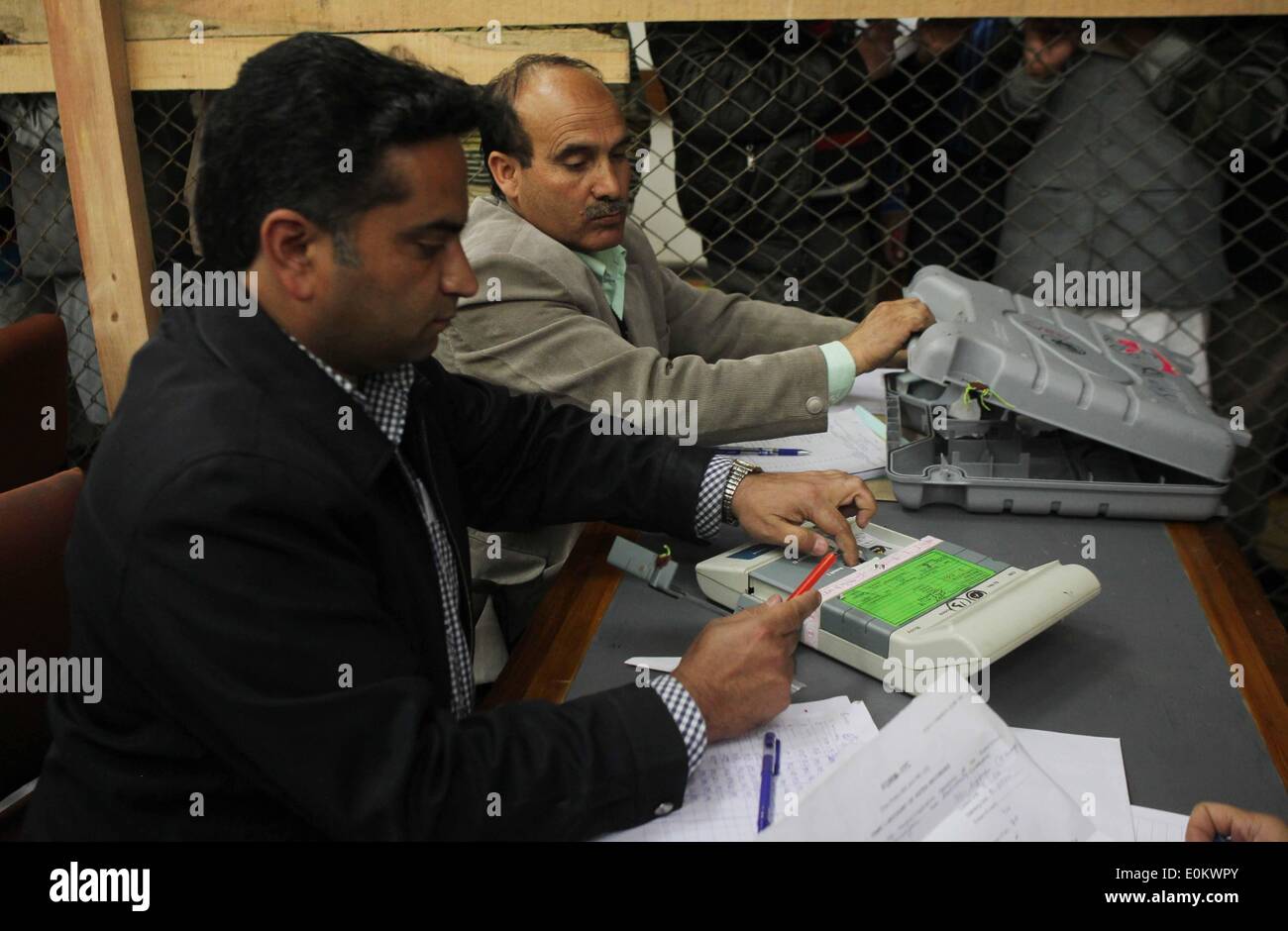 Srinagar, Indian-controlled Kashmir. 16th May, 2014. An Indian election ...