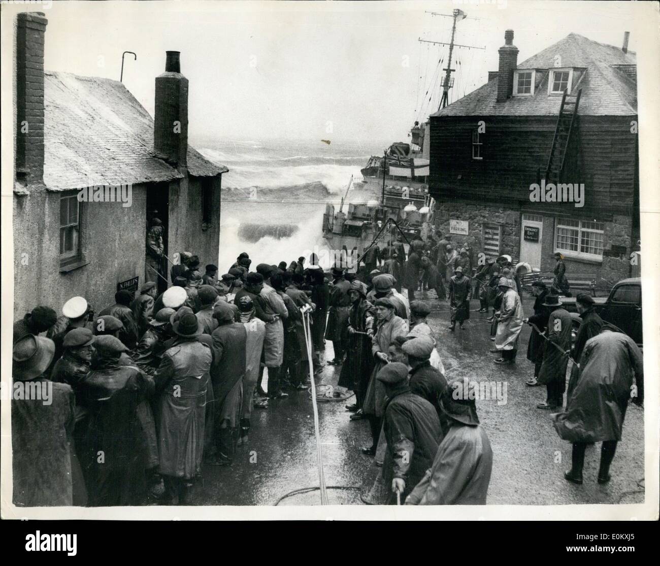 Ship on the rocks hi-res stock photography and images - Alamy