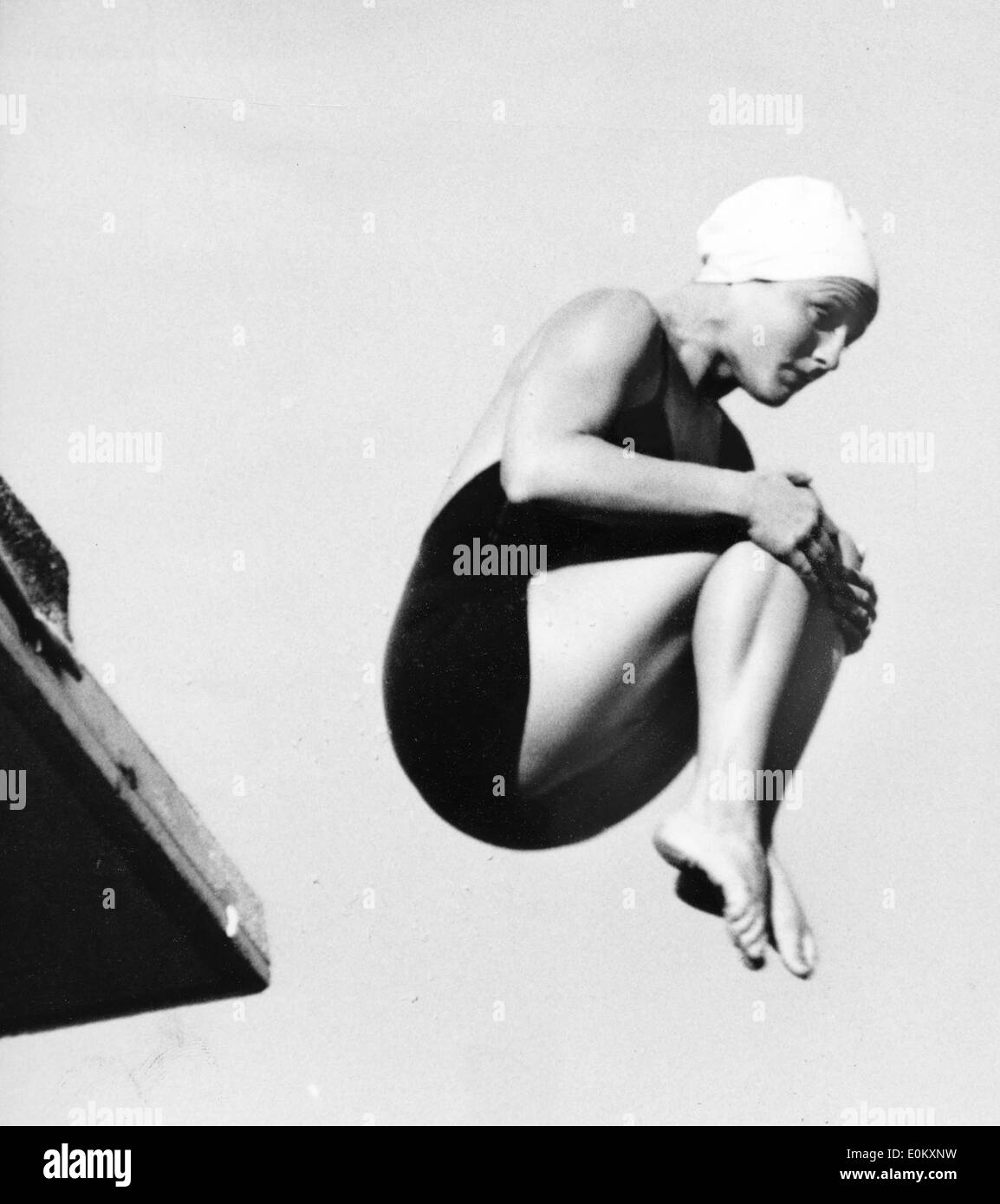 Diver Pat McCormick winning gold at the Helsinki Olympics Stock Photo ...