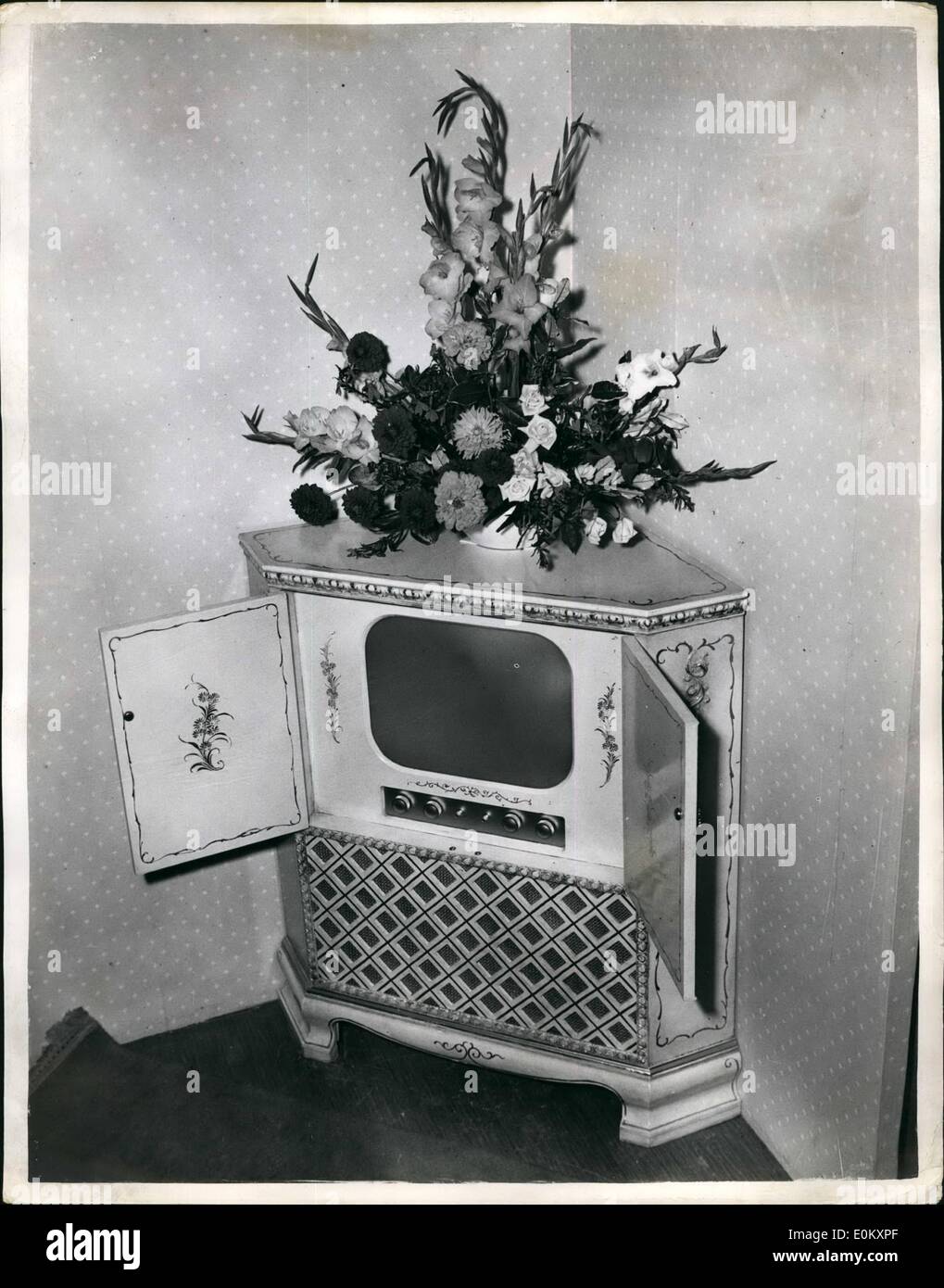 Aug. 08, 1952 - Preview Of The Radio Show: Photo shows: A new corner ...