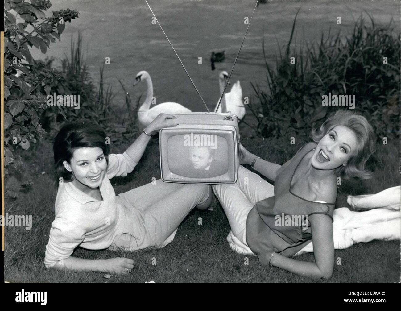 Aug. 08, 1952 - Sensational New Television Set Invented In Germany: In ...