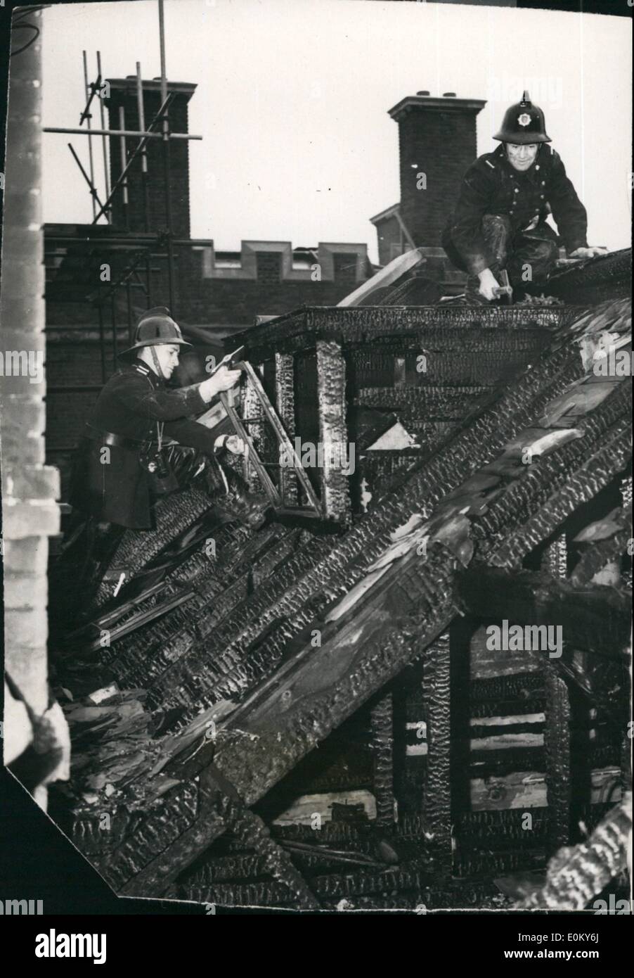 Nov. 11, 1952 - The Day After....... Fire At Hampton Court Palace. hoto ...