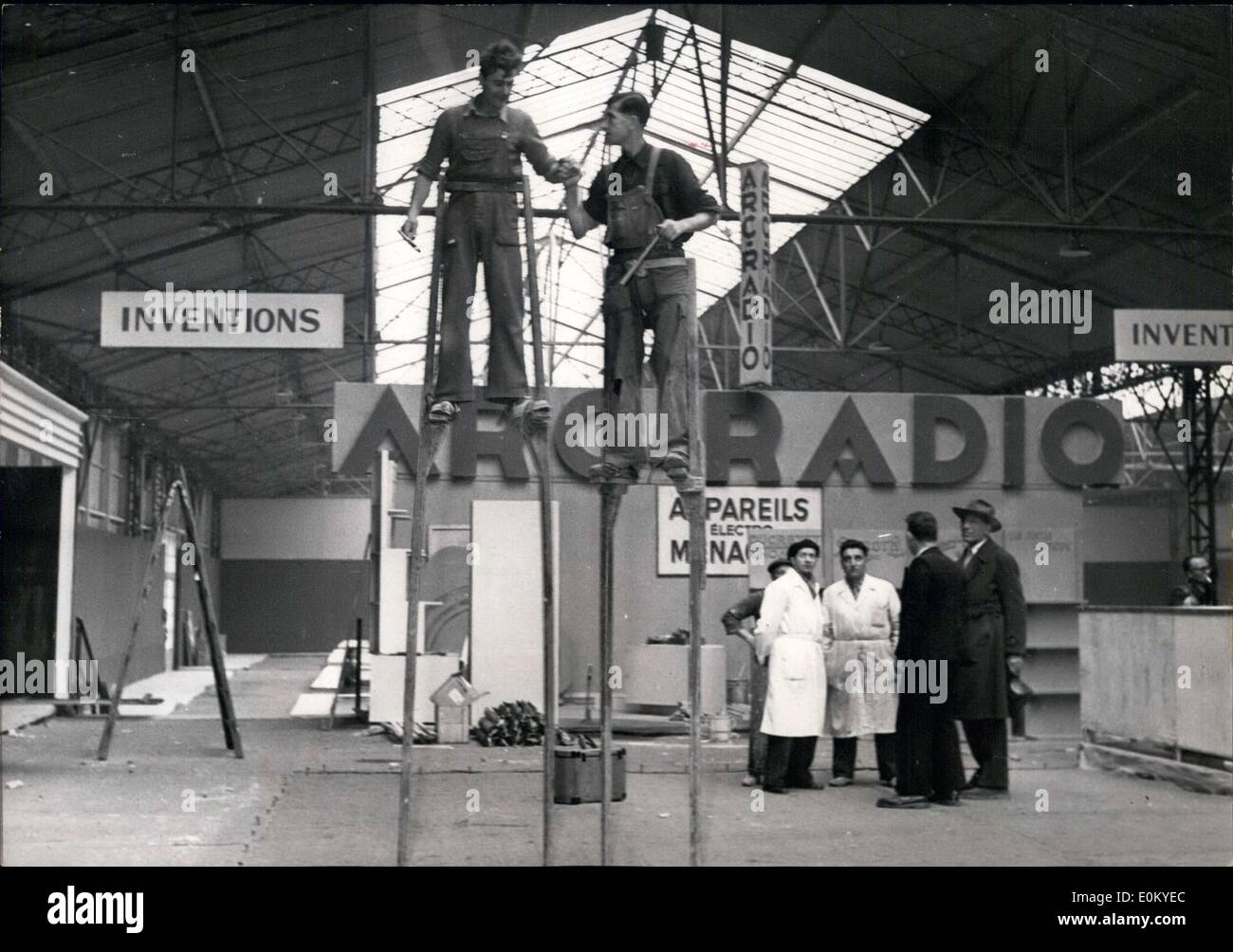 Sep. 11, 1952 - Workmen set up exhibits at invention exposition Stock ...