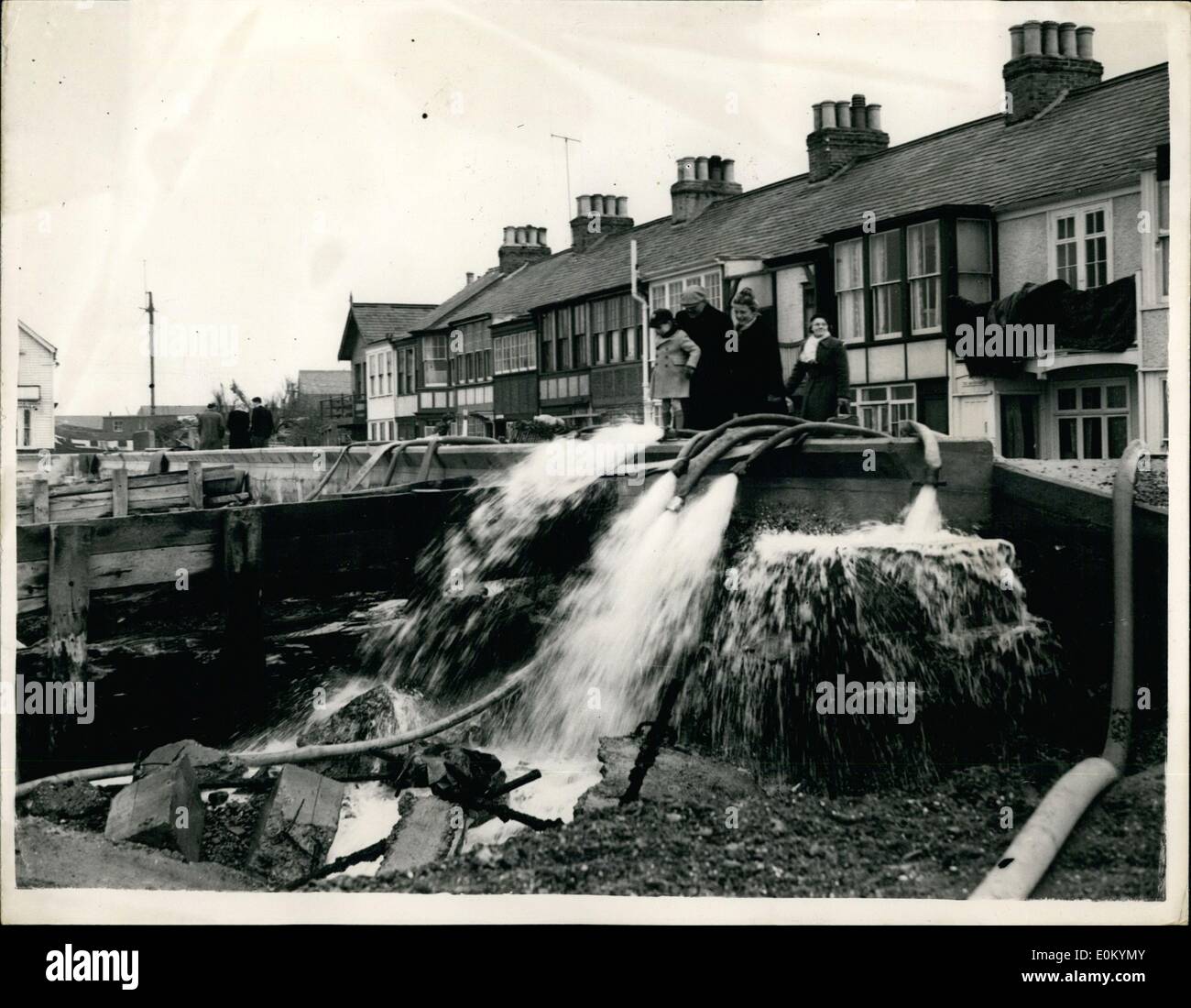 Feb. 02, 1953 - After the flood - scenes at Whitstable.Water sent back ...